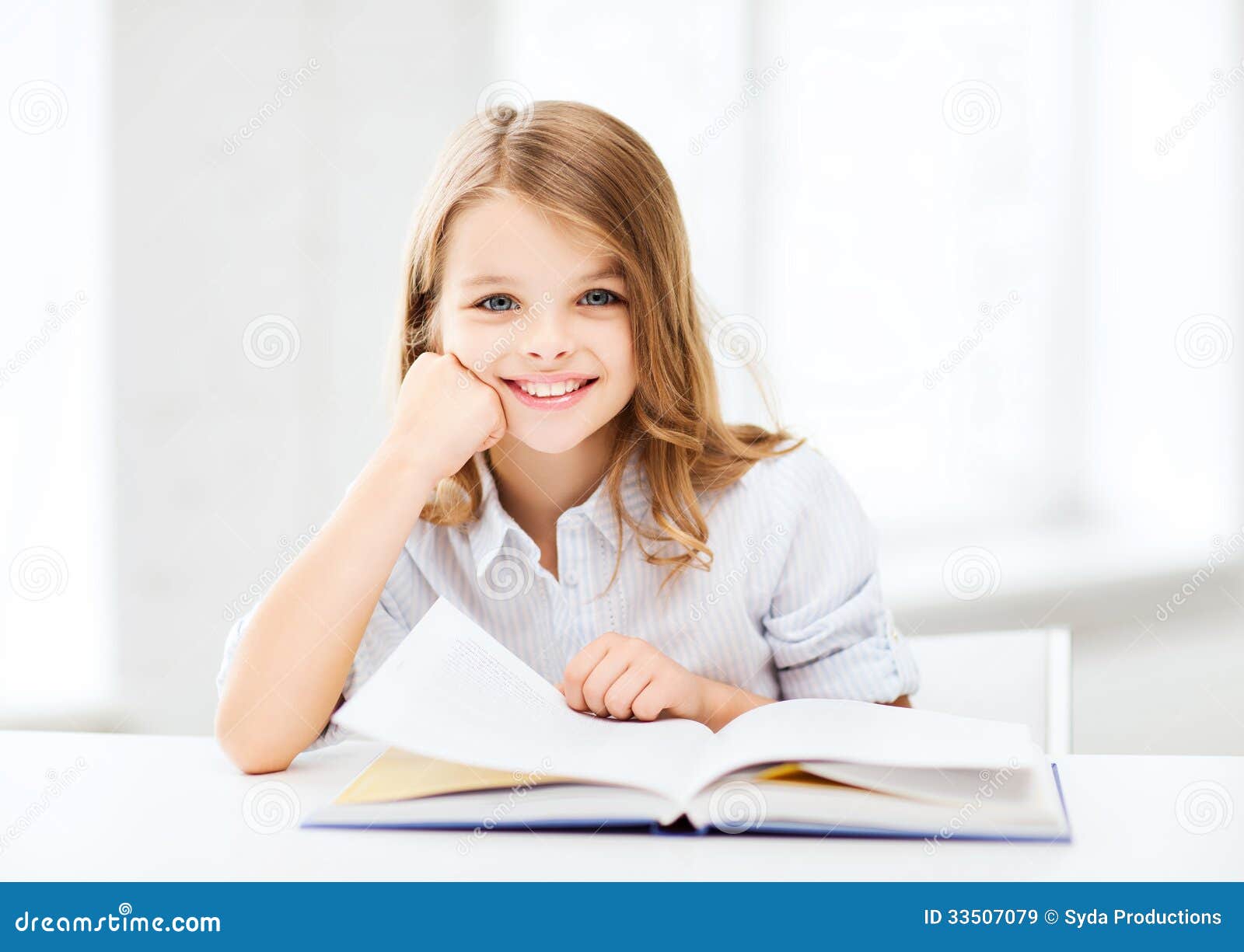 Piccola Ragazza Dello Studente Che Studia Alla Scuola Immagine Stock ...