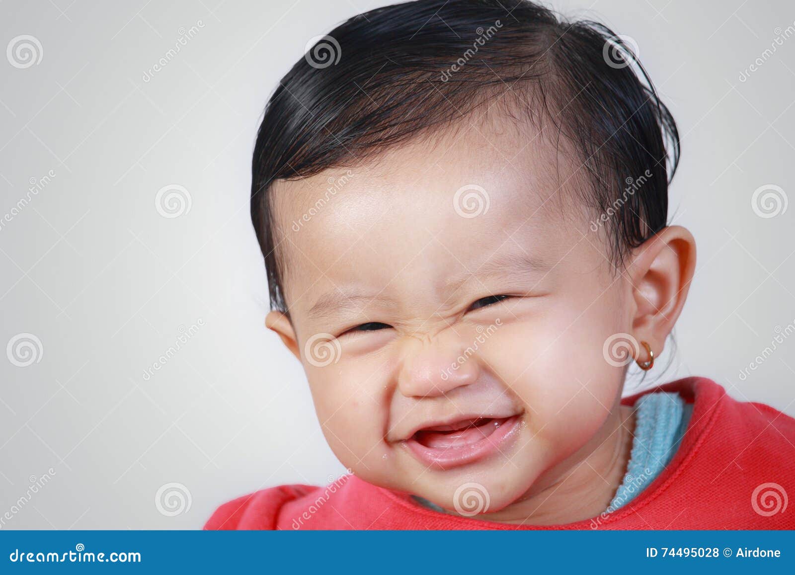 Piccola risata del bambino fotografia stock. Immagine di ragazza - 74495028