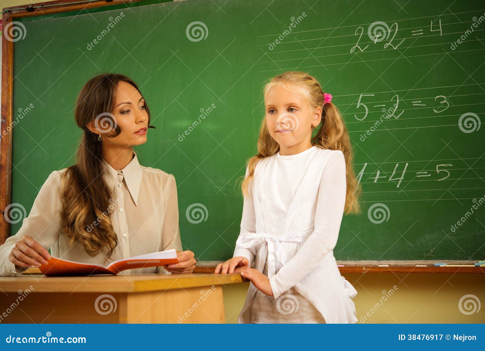 Piccola scolara immagine stock. Immagine di infanzia - 38476917