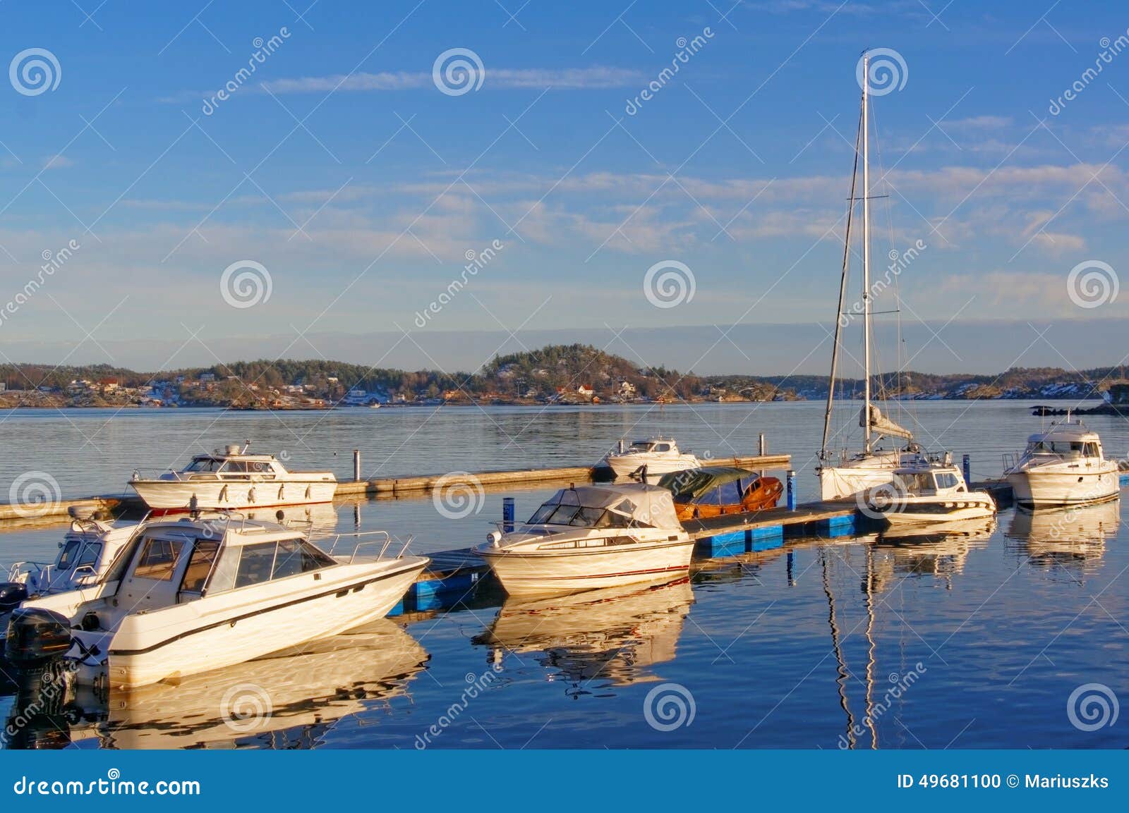 Piccole Barche Con La Riflessione in Acqua Fotografia Stock - Immagine ...