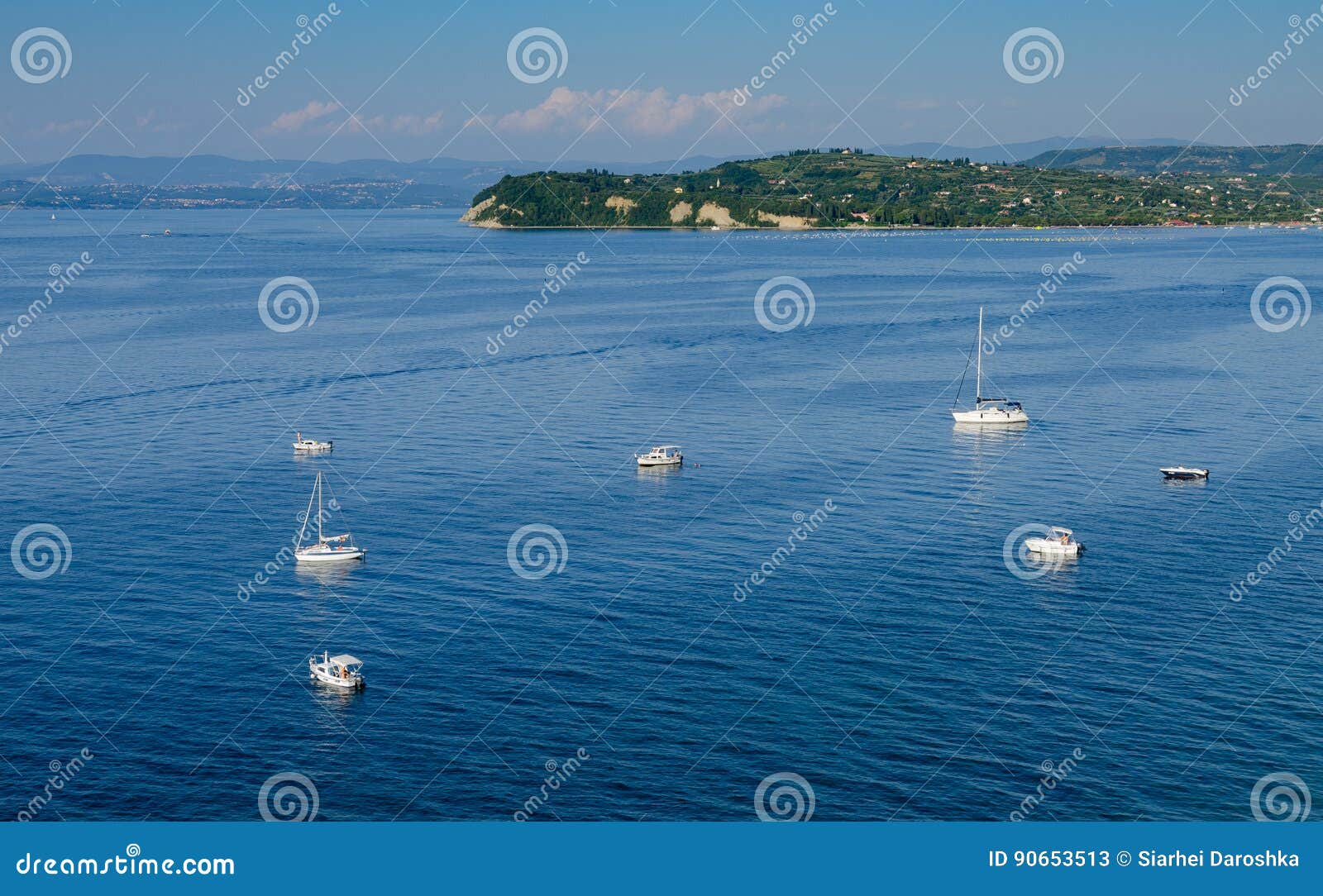 Piccole barche sul mare immagine stock. Immagine di viaggiare - 90653513