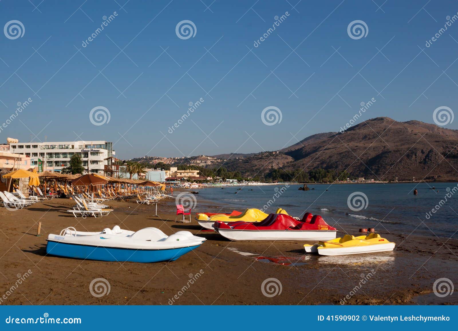 Piccole Barche Sulla Spiaggia Di Georgioupolis Fotografia Editoriale ...