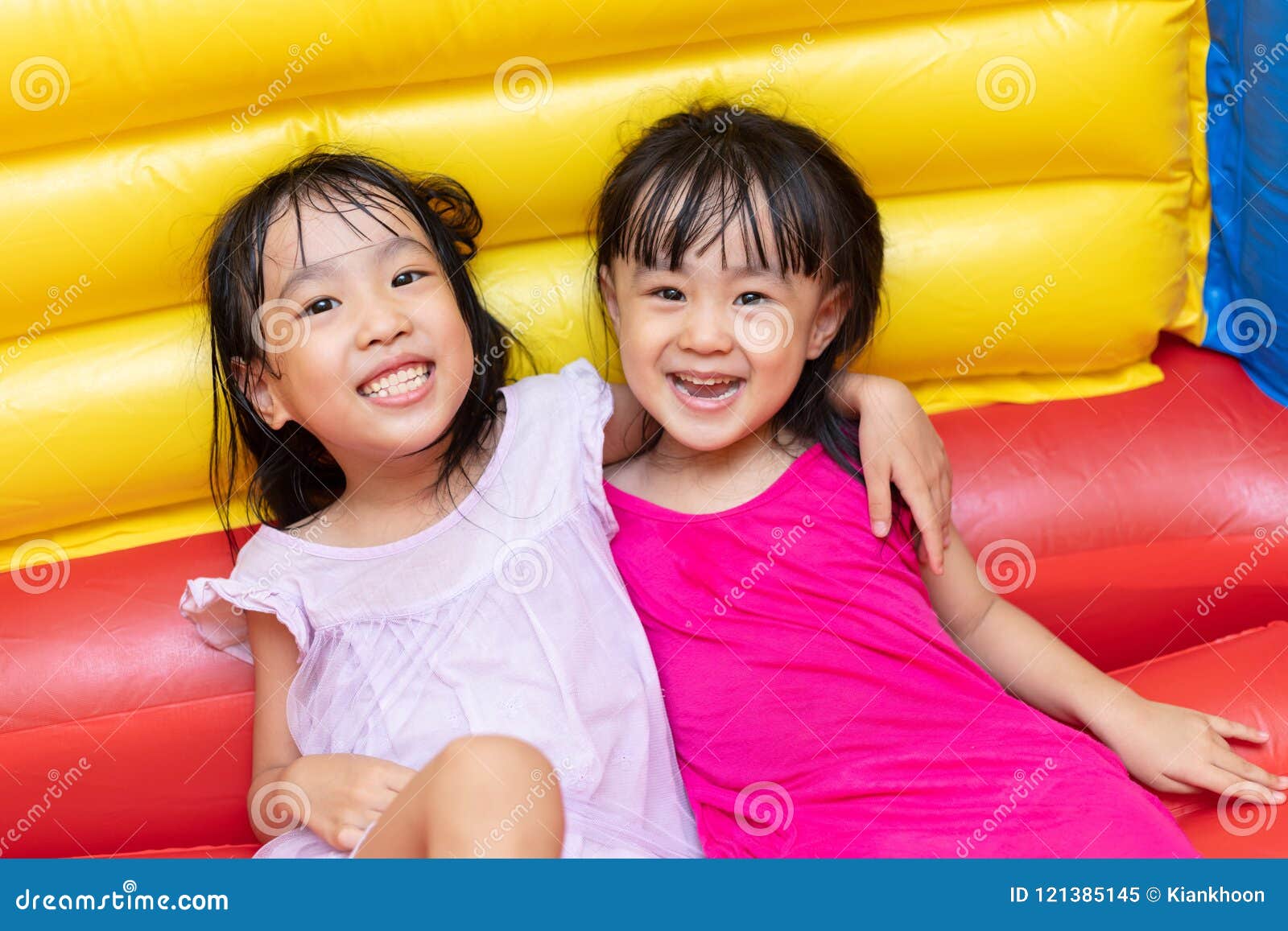 Piccole Sorelle Cinesi Asiatiche Che Giocano Al Castello Gonfiabile