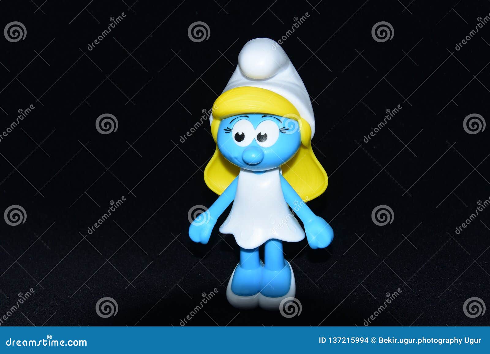 Piccoli Puffi blu immagine stock editoriale. Immagine di assorbito ...