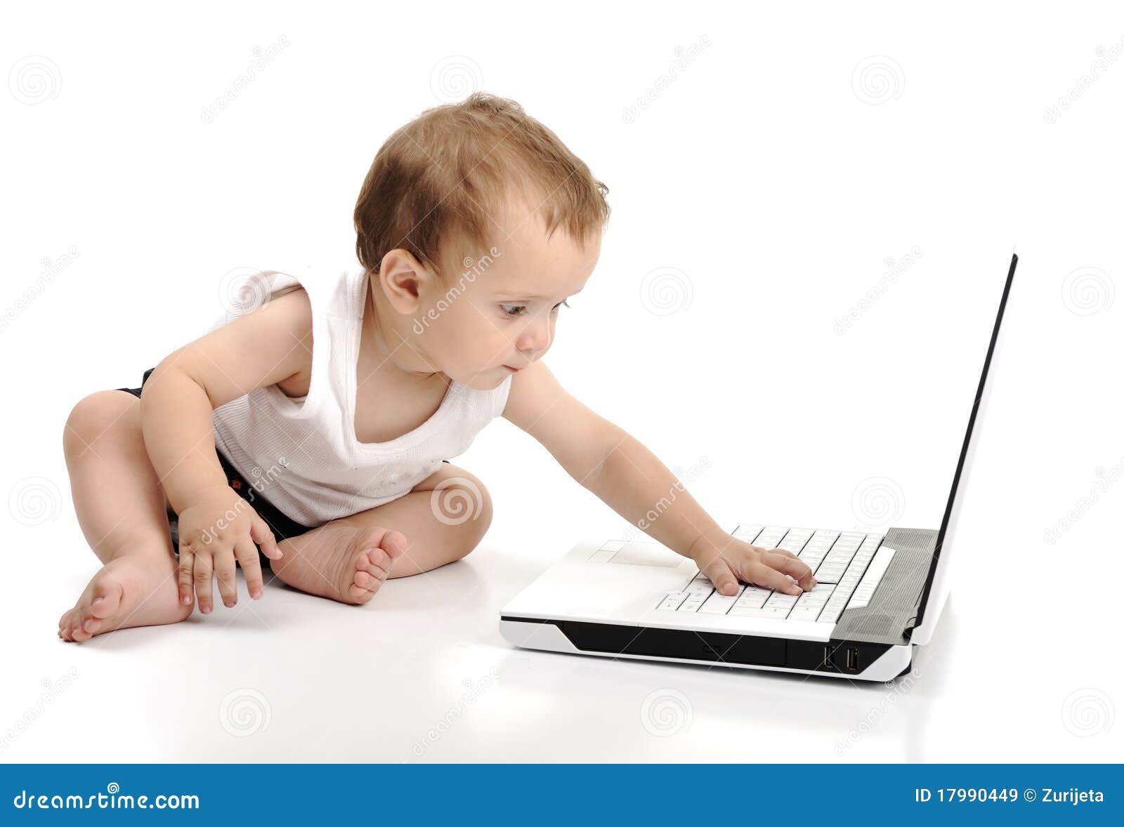 Piccolo Bambino Con Il Computer Portatile Immagine Stock - Immagine di ...