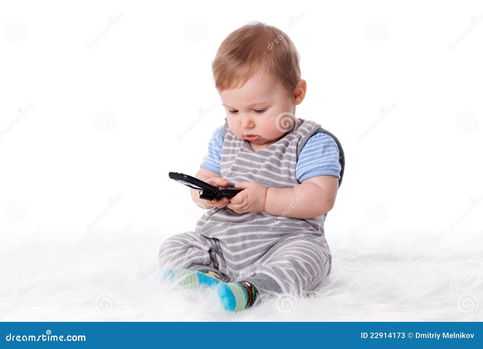 Piccolo Bambino Dolce Con Il Telefono Mobile. Immagine Stock - Immagine ...