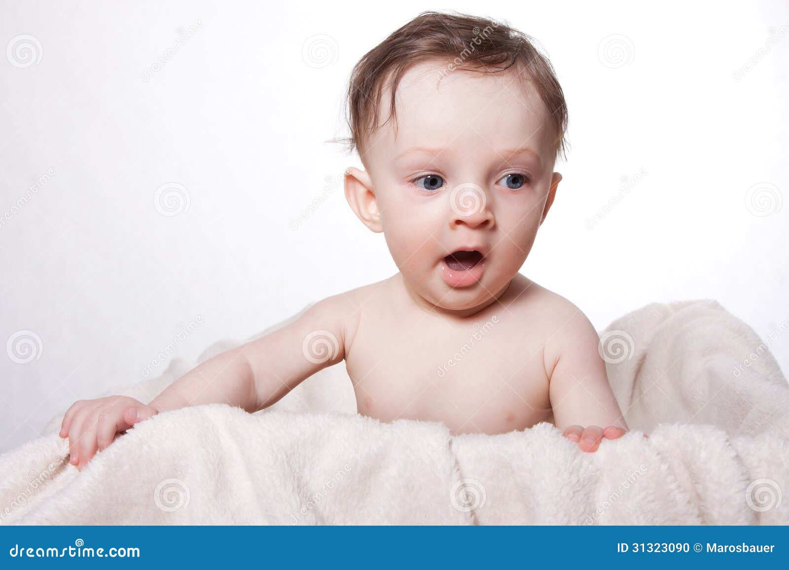 Piccolo neonato fotografia stock. Immagine di umano, divertimento ...