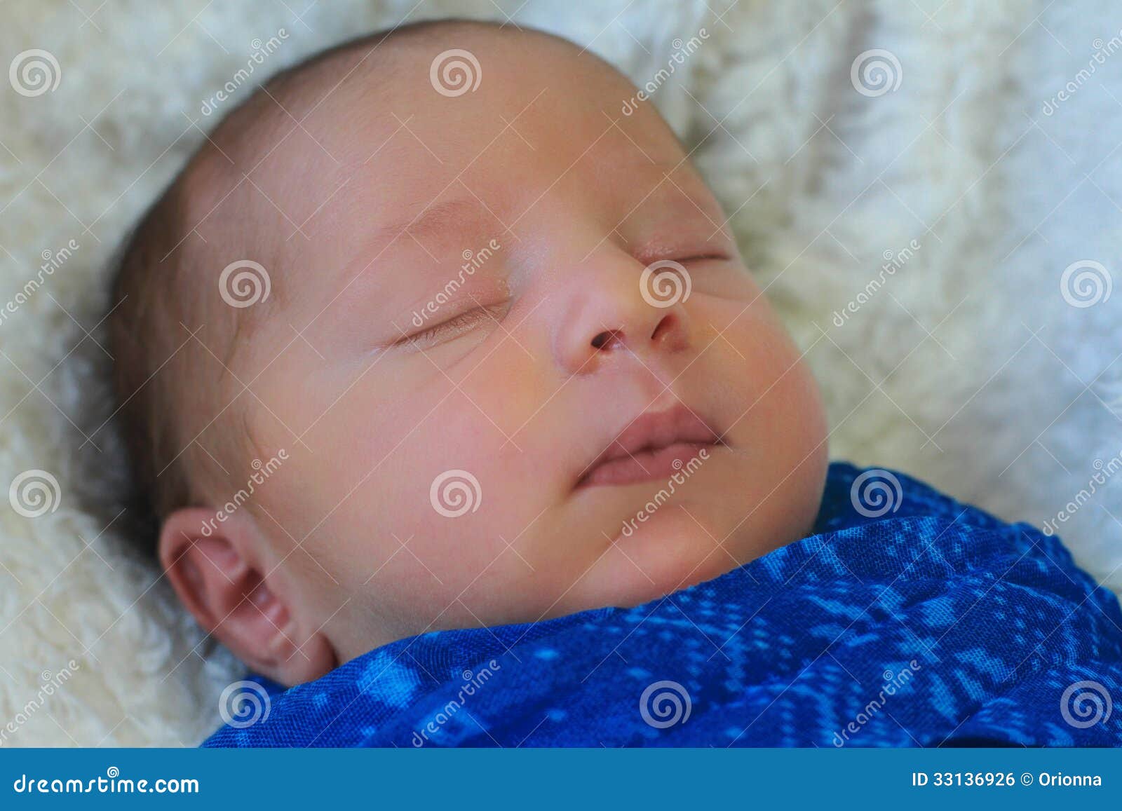 Piccolo neonato fotografia stock. Immagine di infante - 33136926