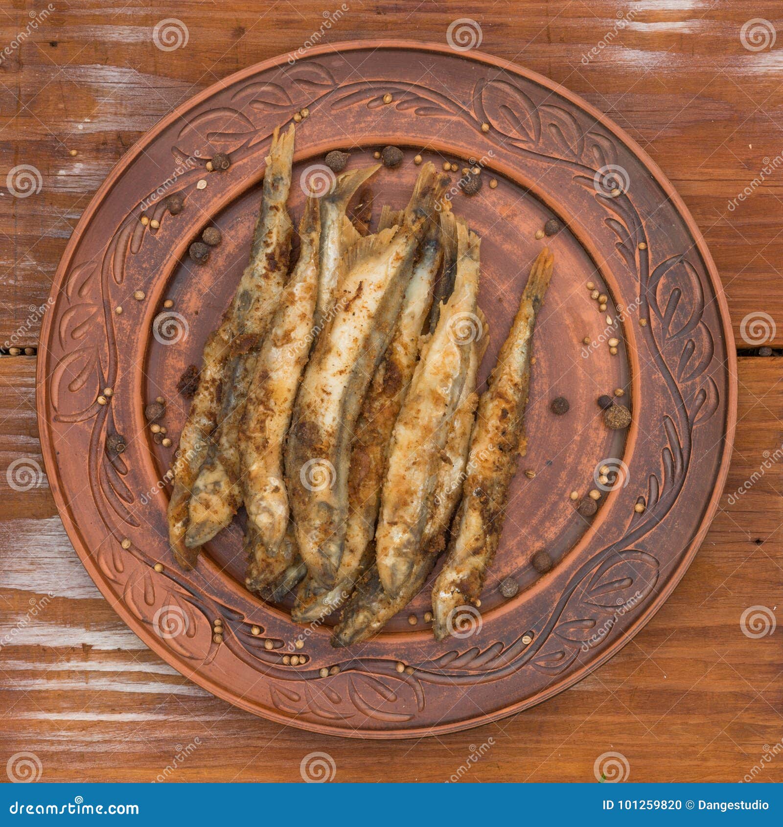 Piccolo Pesce Fritto Sui Precedenti Di Legno Fotografia Stock ...