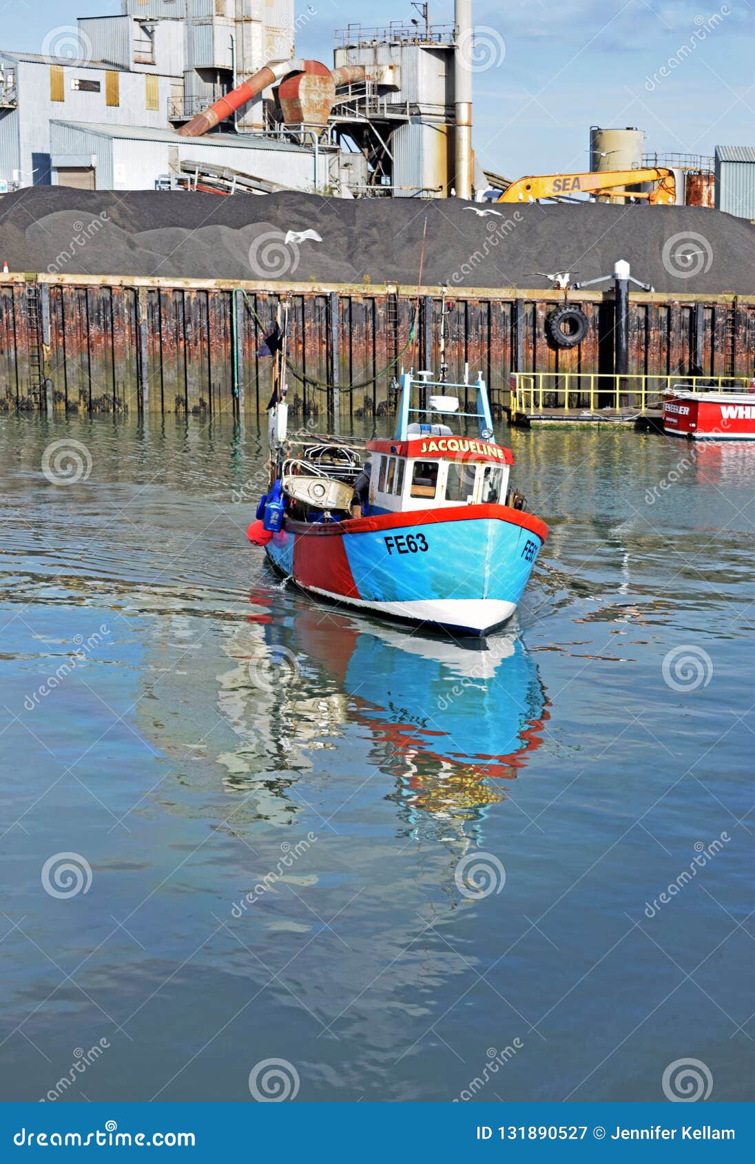 Piccolo Peschereccio Che Entra in Porto Fotografia Editoriale ...