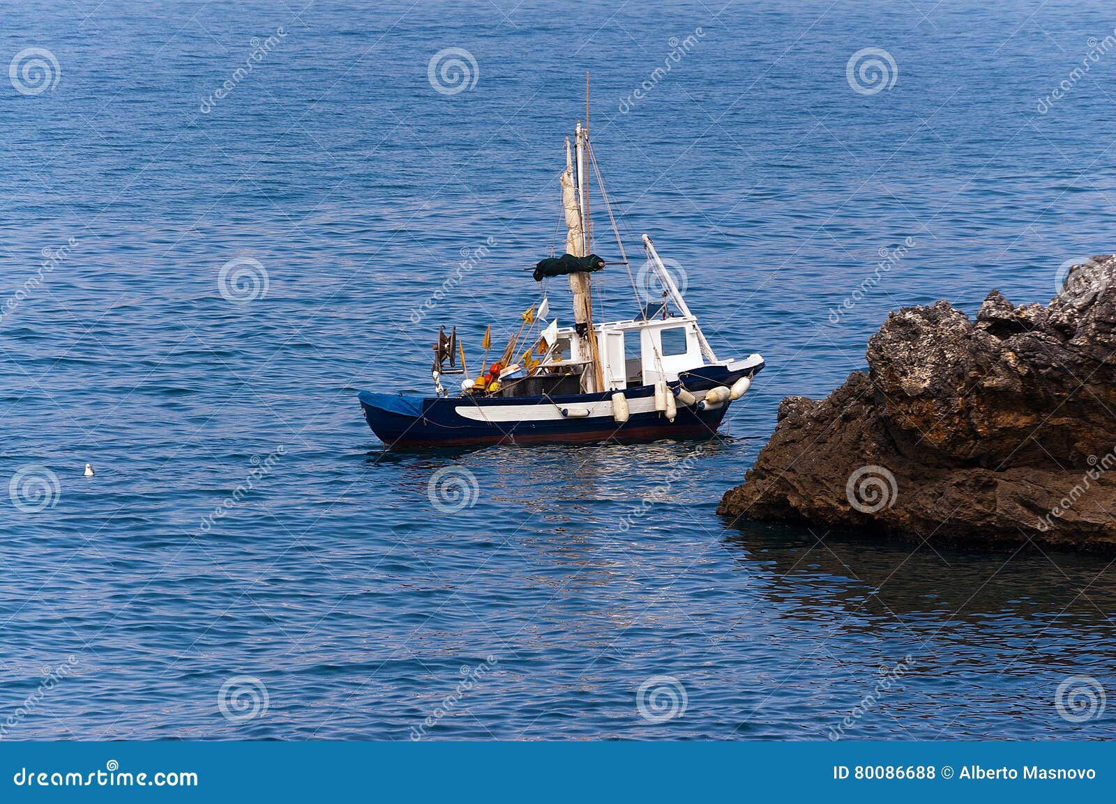 Piccolo Peschereccio in Liguria Marina Italia Fotografia Stock ...
