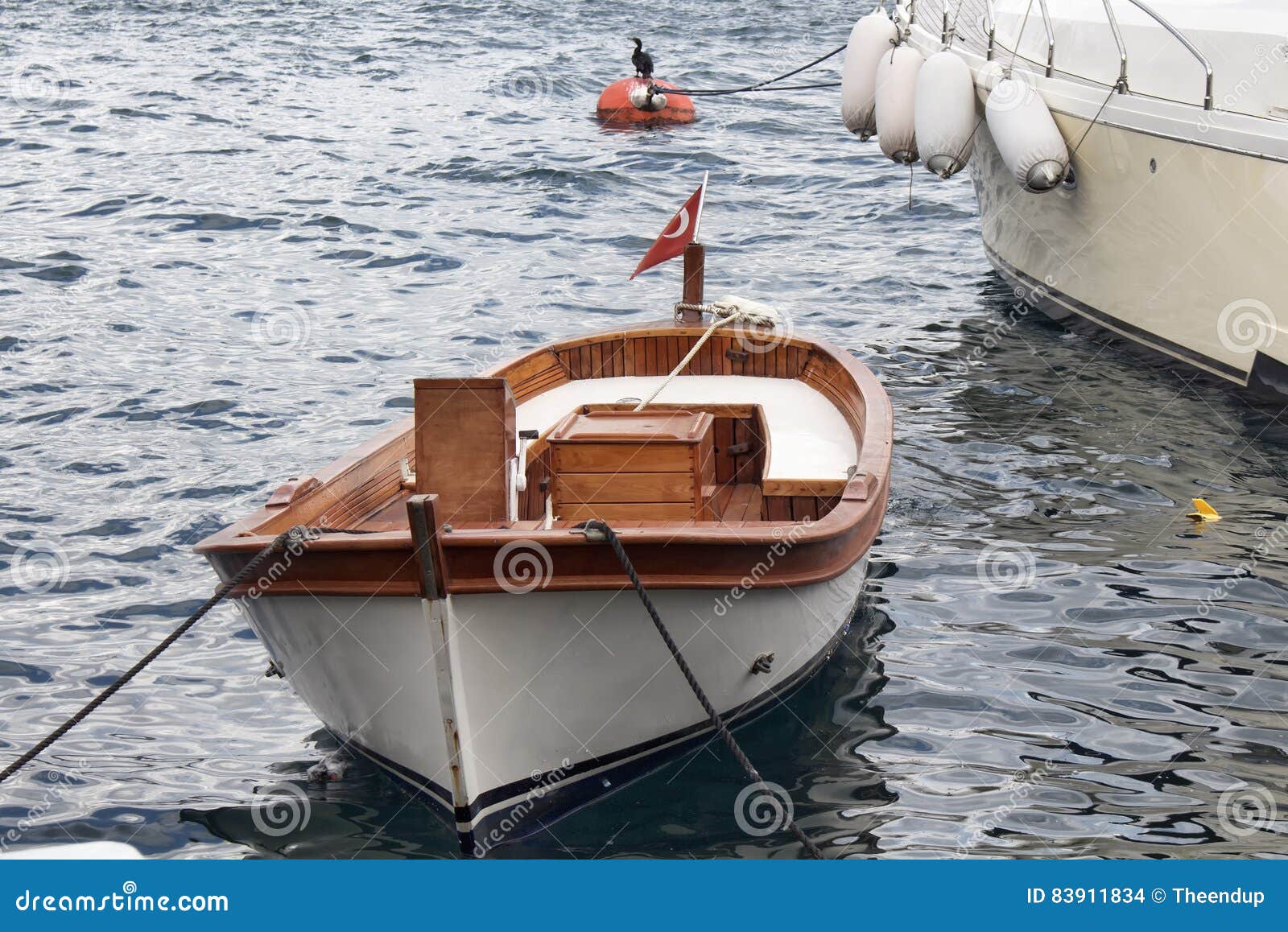 Piccolo Peschereccio Parcheggiato in Bebek Fotografia Stock - Immagine ...