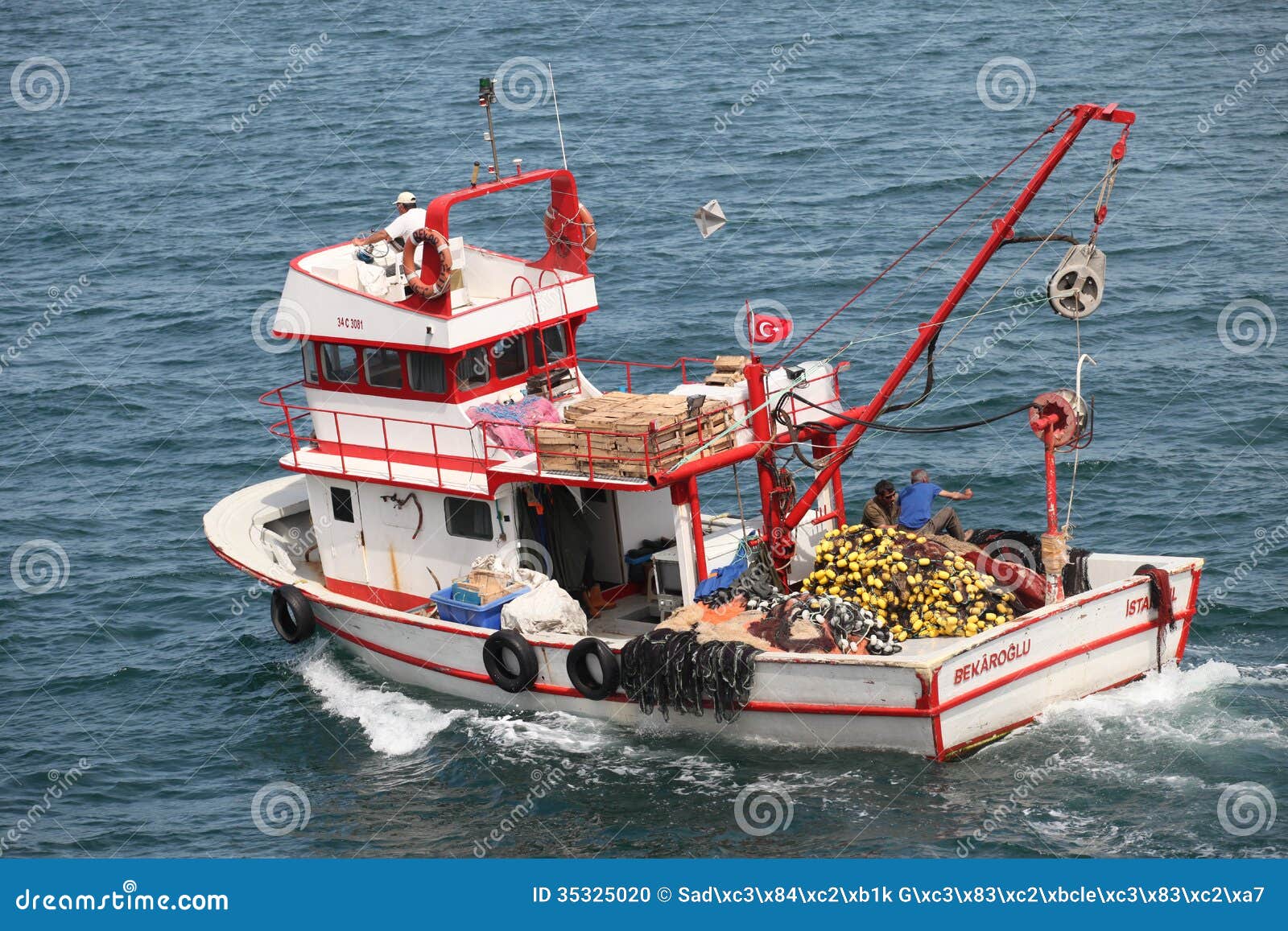 Piccolo Peschereccio Turco Su Bosphorus Immagine Editoriale - Immagine ...