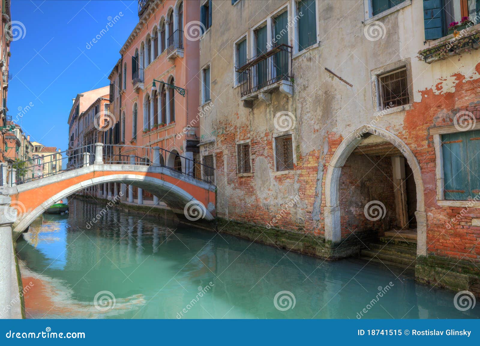 Piccolo Ponticello Sopra Il Canale E Vecchie Case a Venezia. Immagine ...