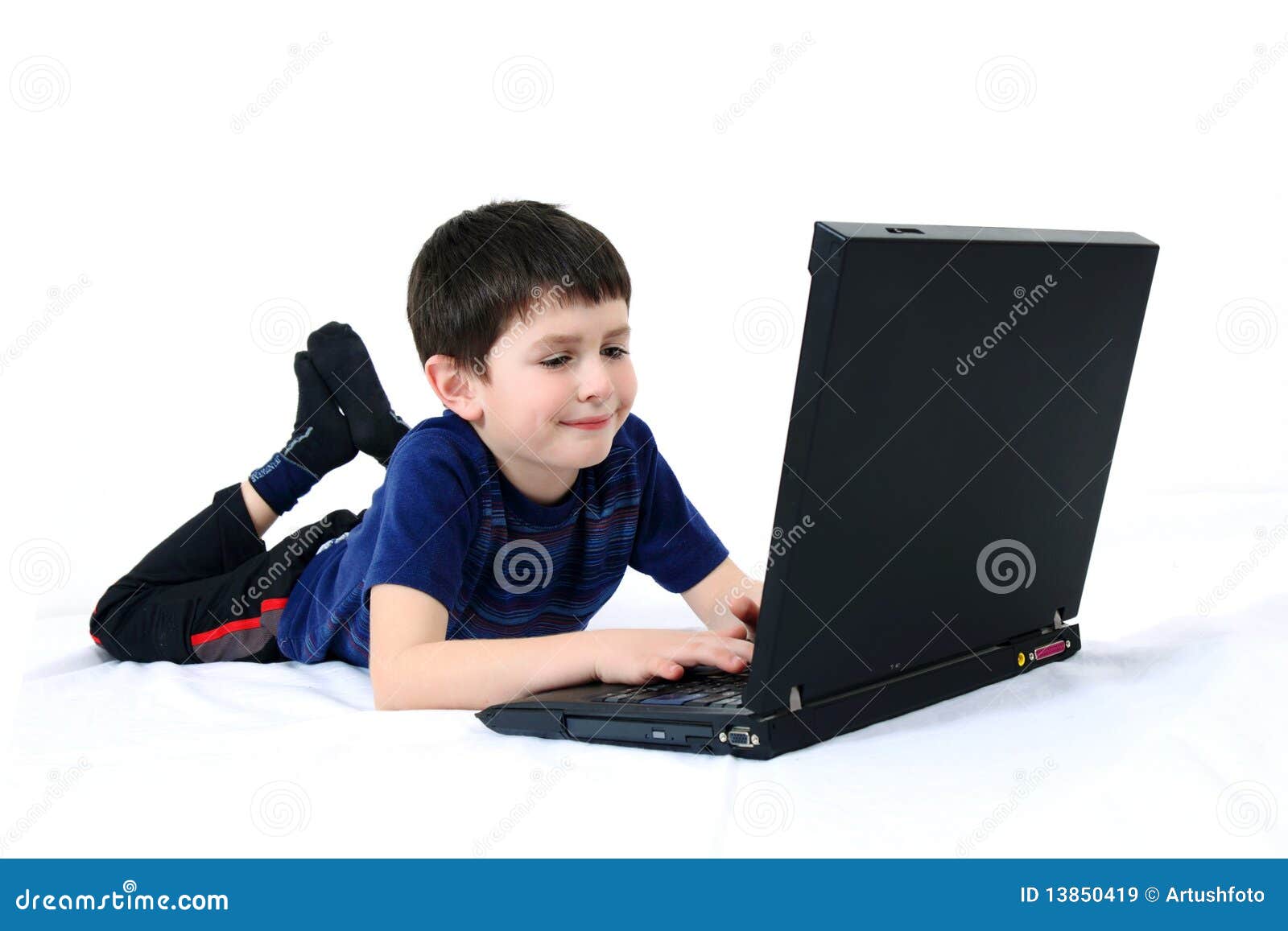 Piccolo Ragazzo Con Un Computer Portatile Immagine Stock - Immagine di ...