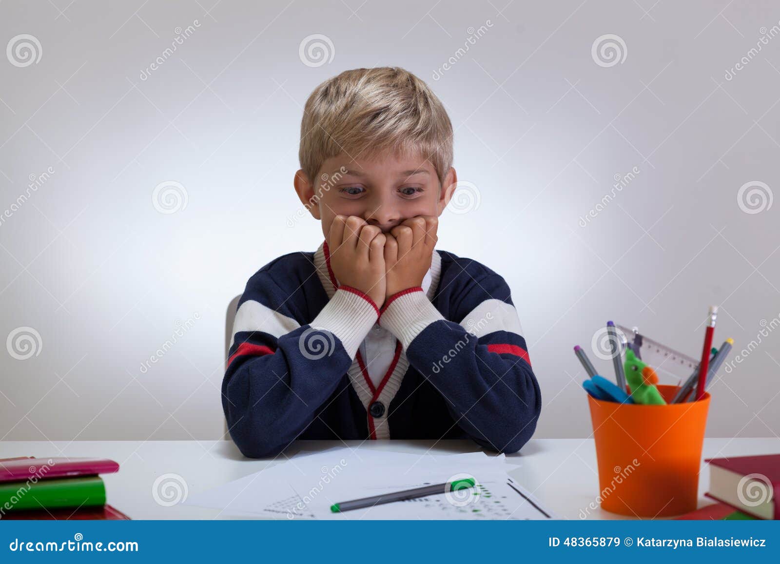 Piccolo Studente Con Il Compito Difficile Immagine Stock - Immagine di ...