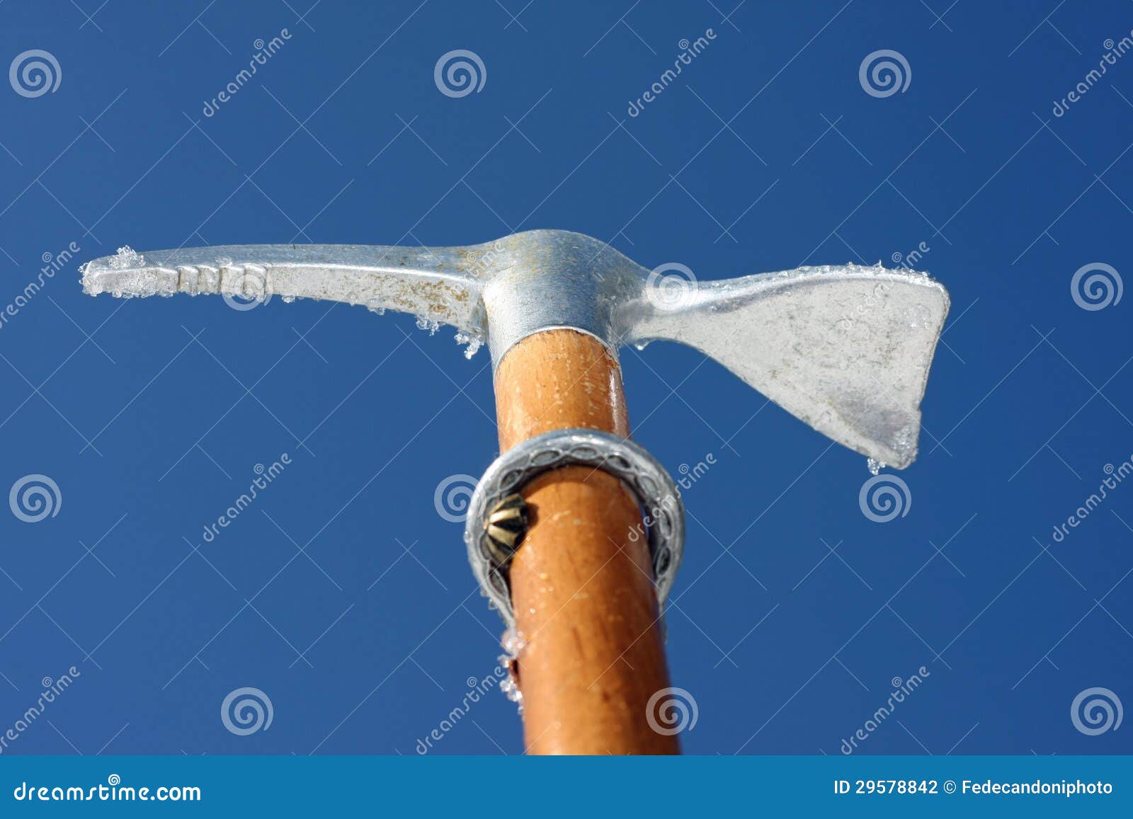 Piccozza Da Ghiaccio E Cielo Blu Del Giocattolo Fotografia Stock ...