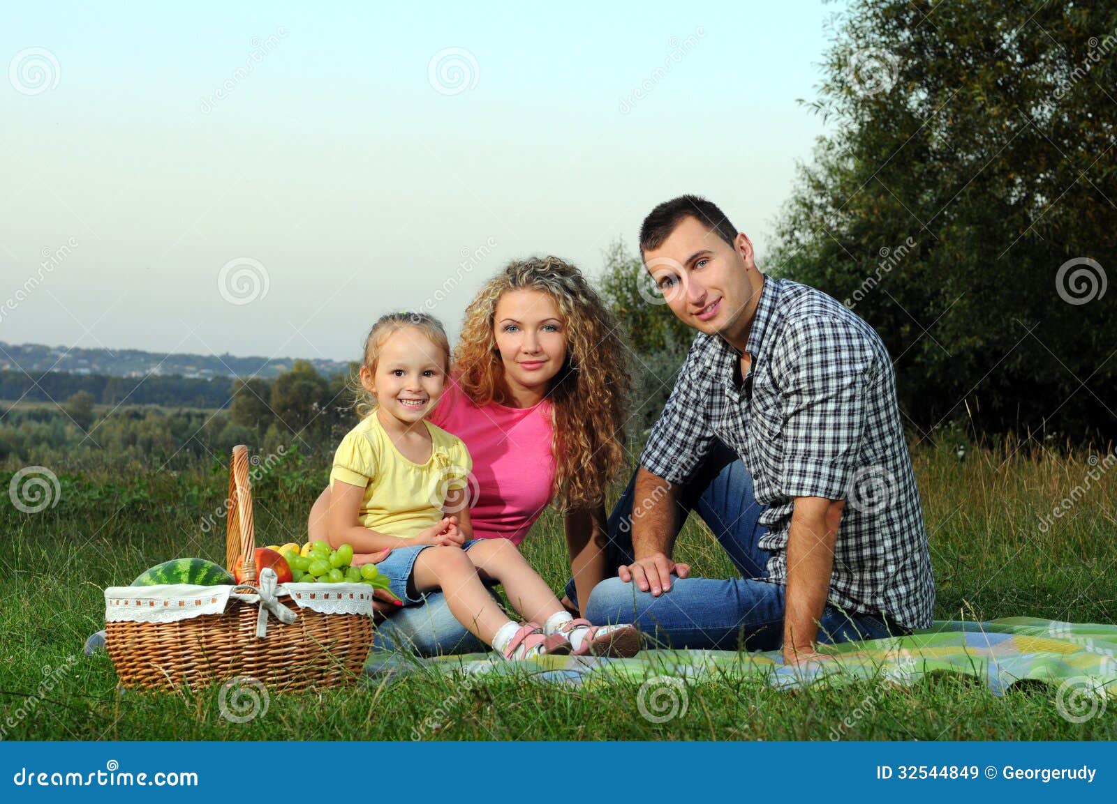 Picknick stock afbeelding. Image of papa, leven, geluk - 32544849
