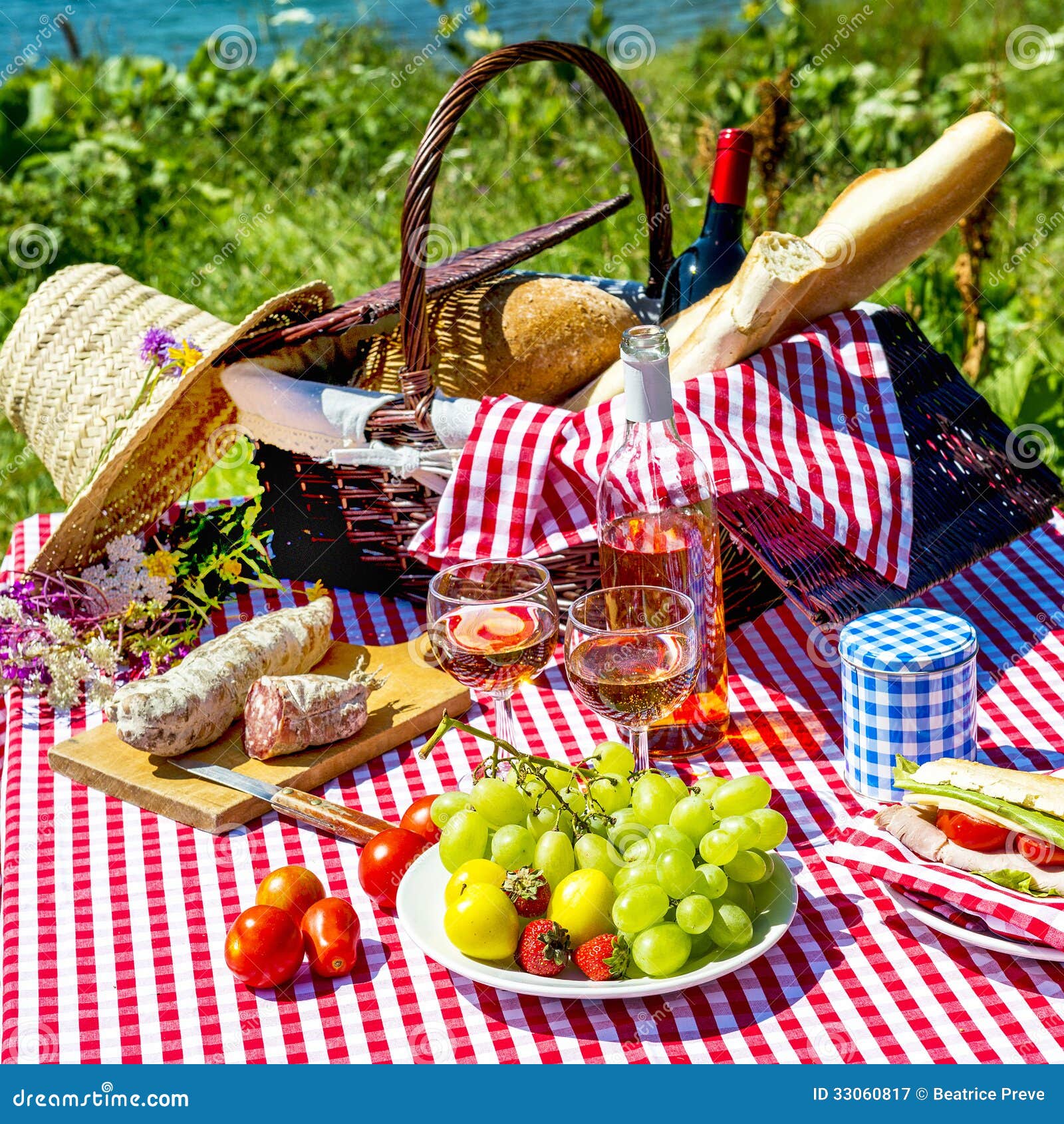 Picknick auf dem Gras stockbild. Bild von feld, mahlzeit - 33060817