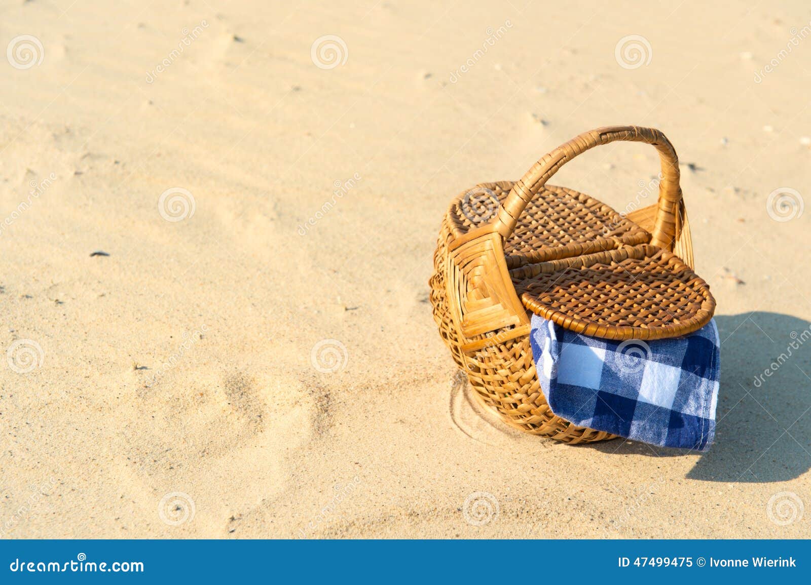 Picnic basket at the beach stock image. Image of checked - 47499475