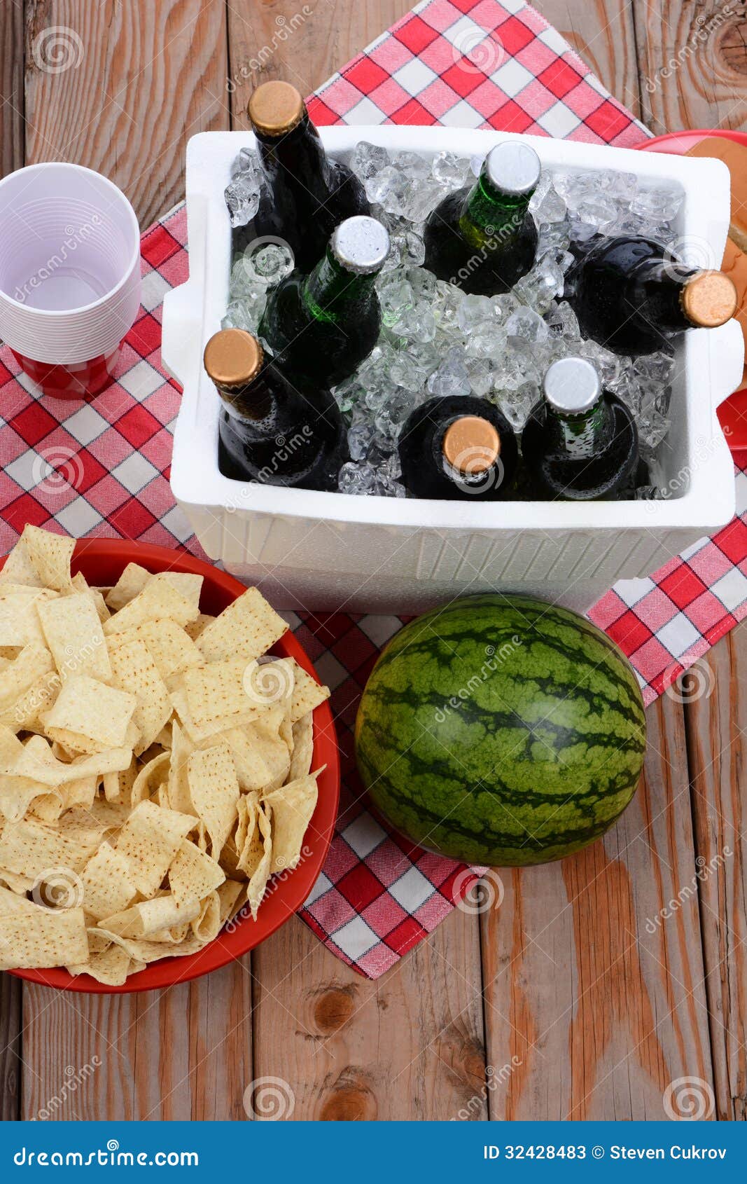 Picnic Sparso Sulla Piattaforma Di Legno Immagine Stock - Immagine di ...