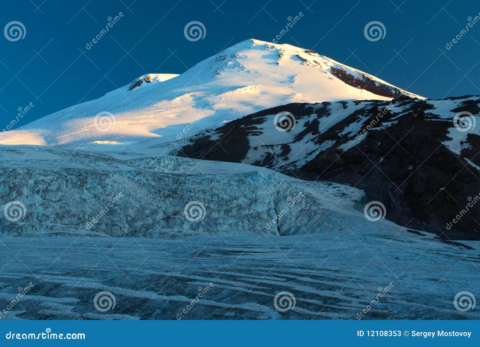 Pico de Elbrus imagen de archivo. Imagen de roca, europeo - 12108353