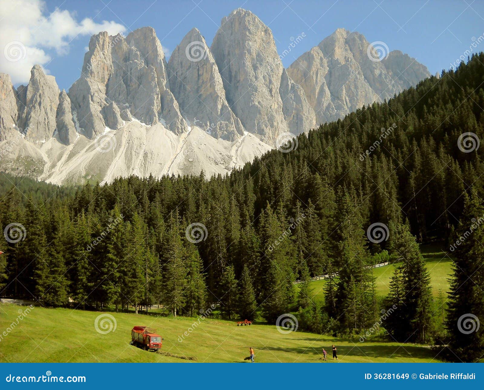 Picos de Odle imagem de stock. Imagem de dolomite, paisagem - 36281649