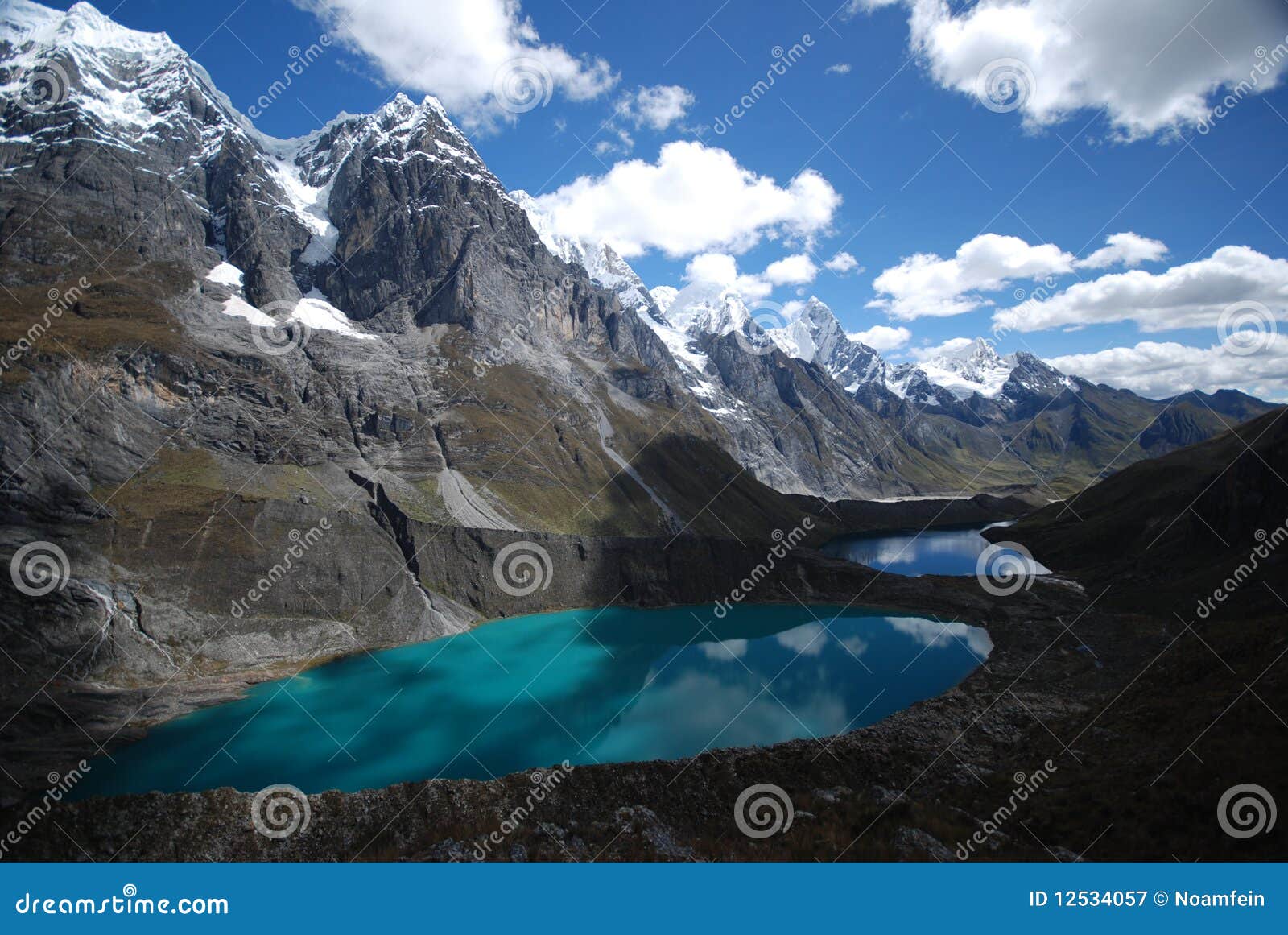 Picos y lagos de la nieve imagen de archivo. Imagen de cubo - 12534057