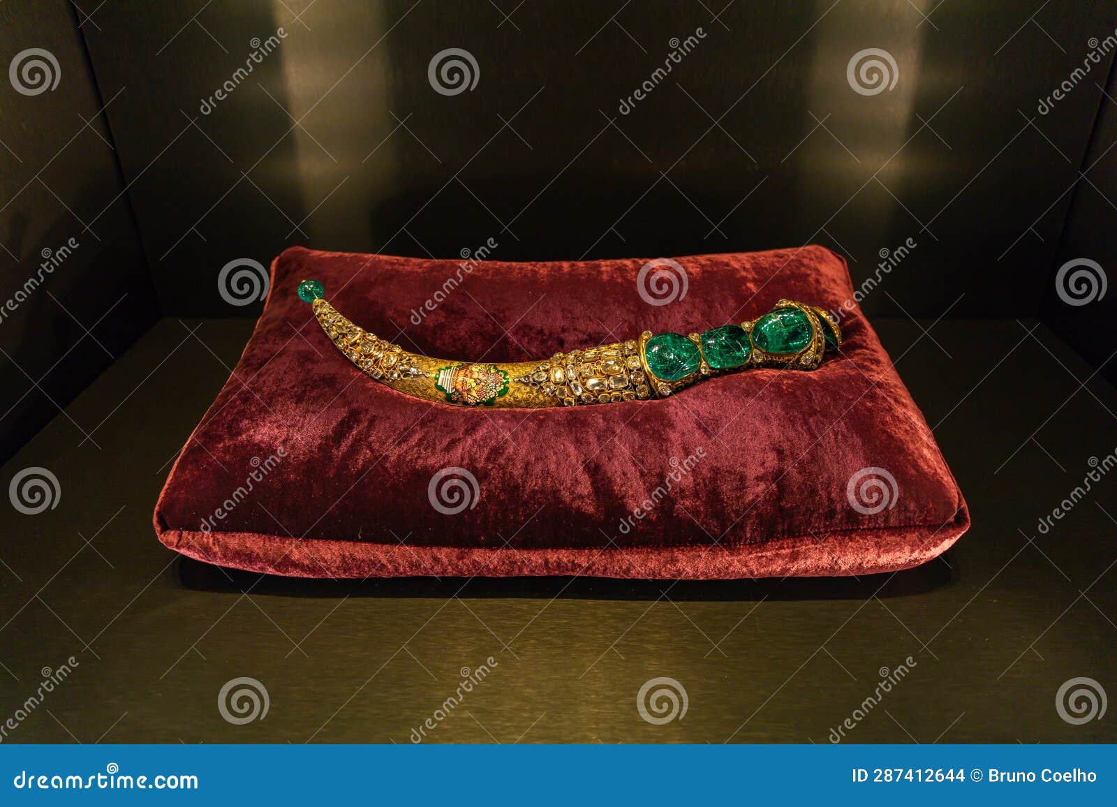 Topkapi Palace - Weapon and Armours - Golden and Jade Dagger Editorial ...