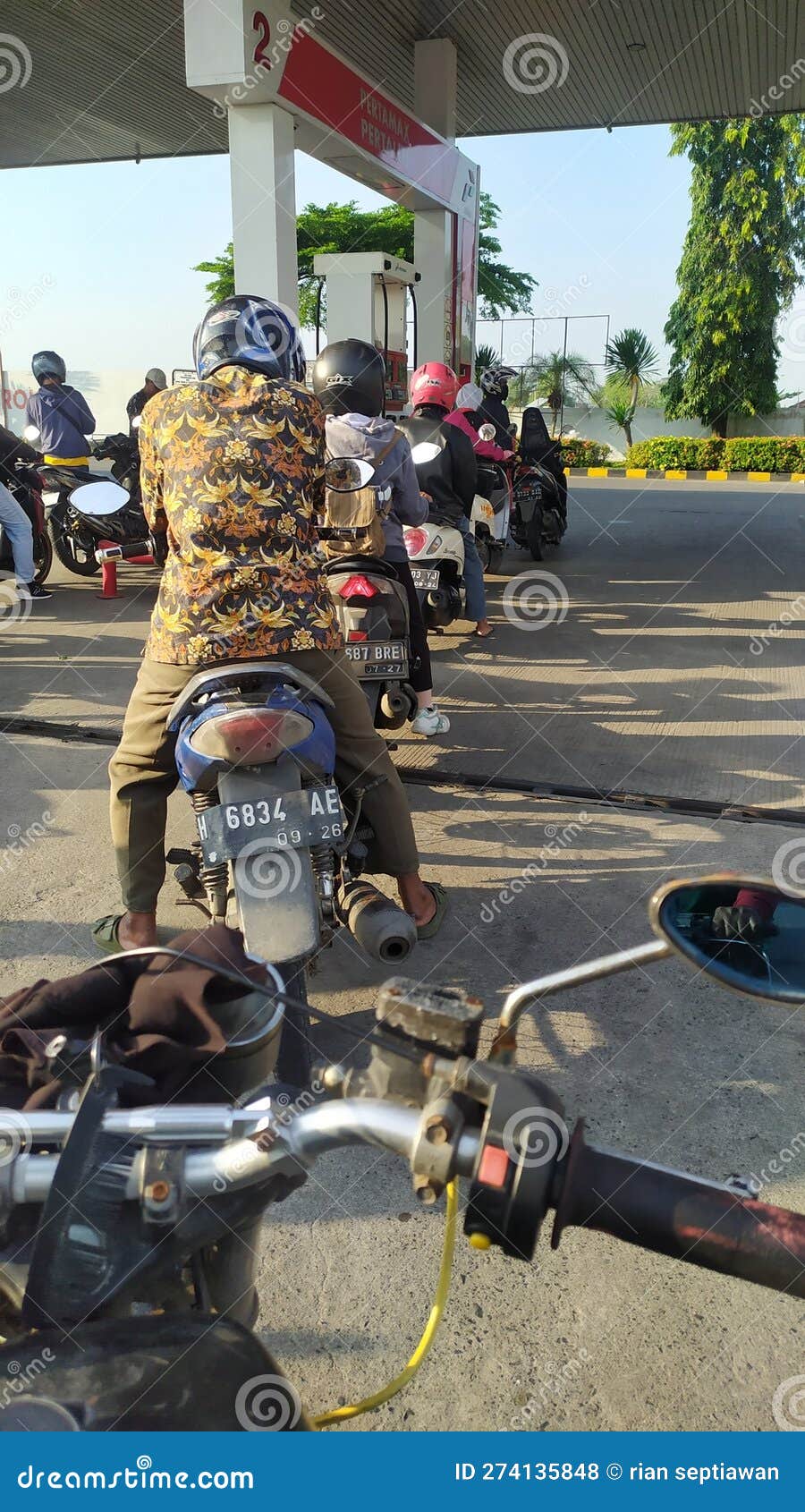 22 Desember 2022 Picture of the Queue for Refueling at One of the Gas ...