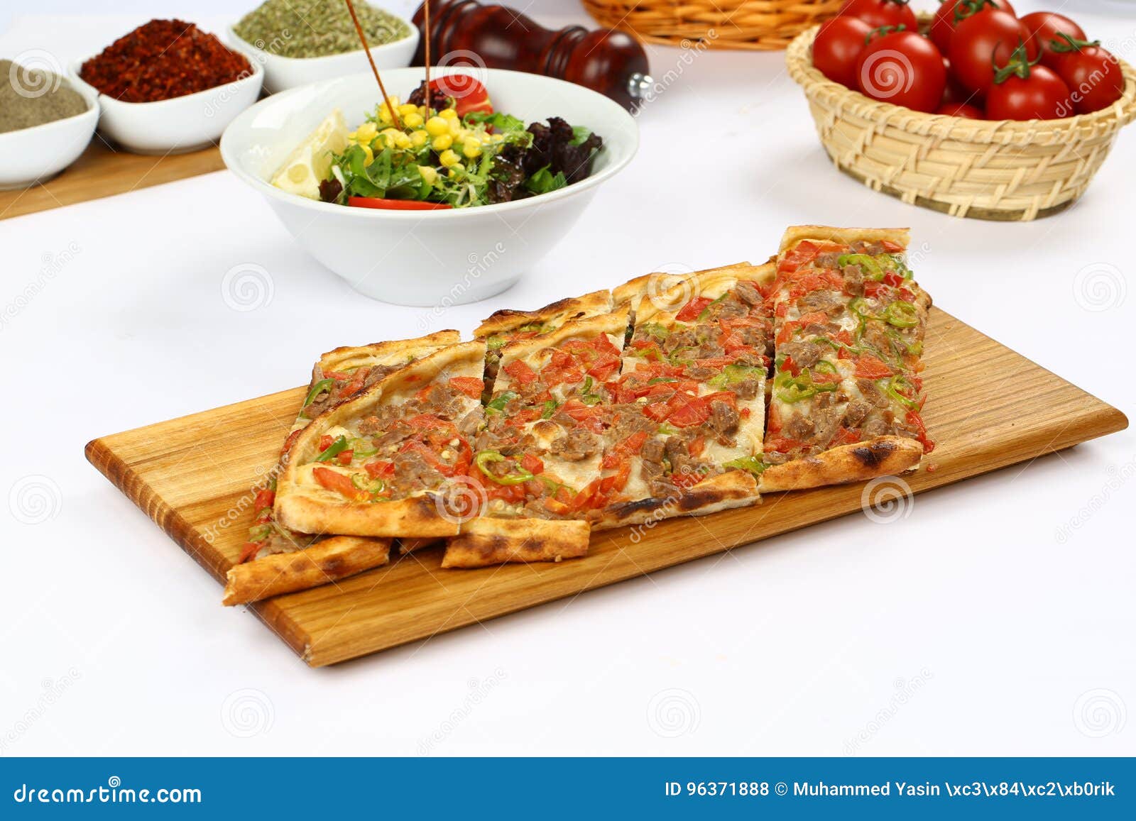 Pide turco con carne fotografia stock. Immagine di pasto - 96371888