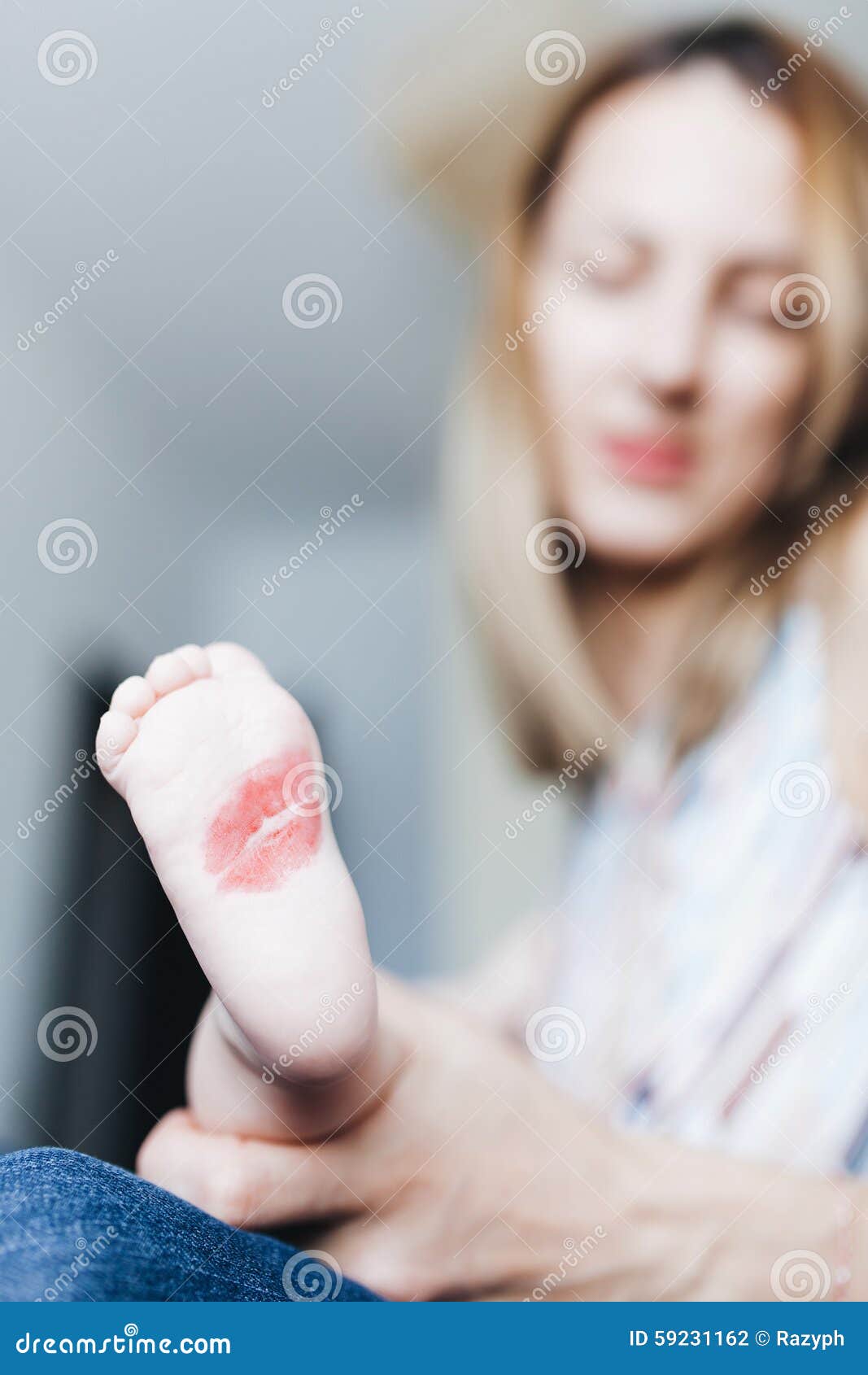 Pie besado del bebé foto de archivo. Imagen de lifestyle - 59231162