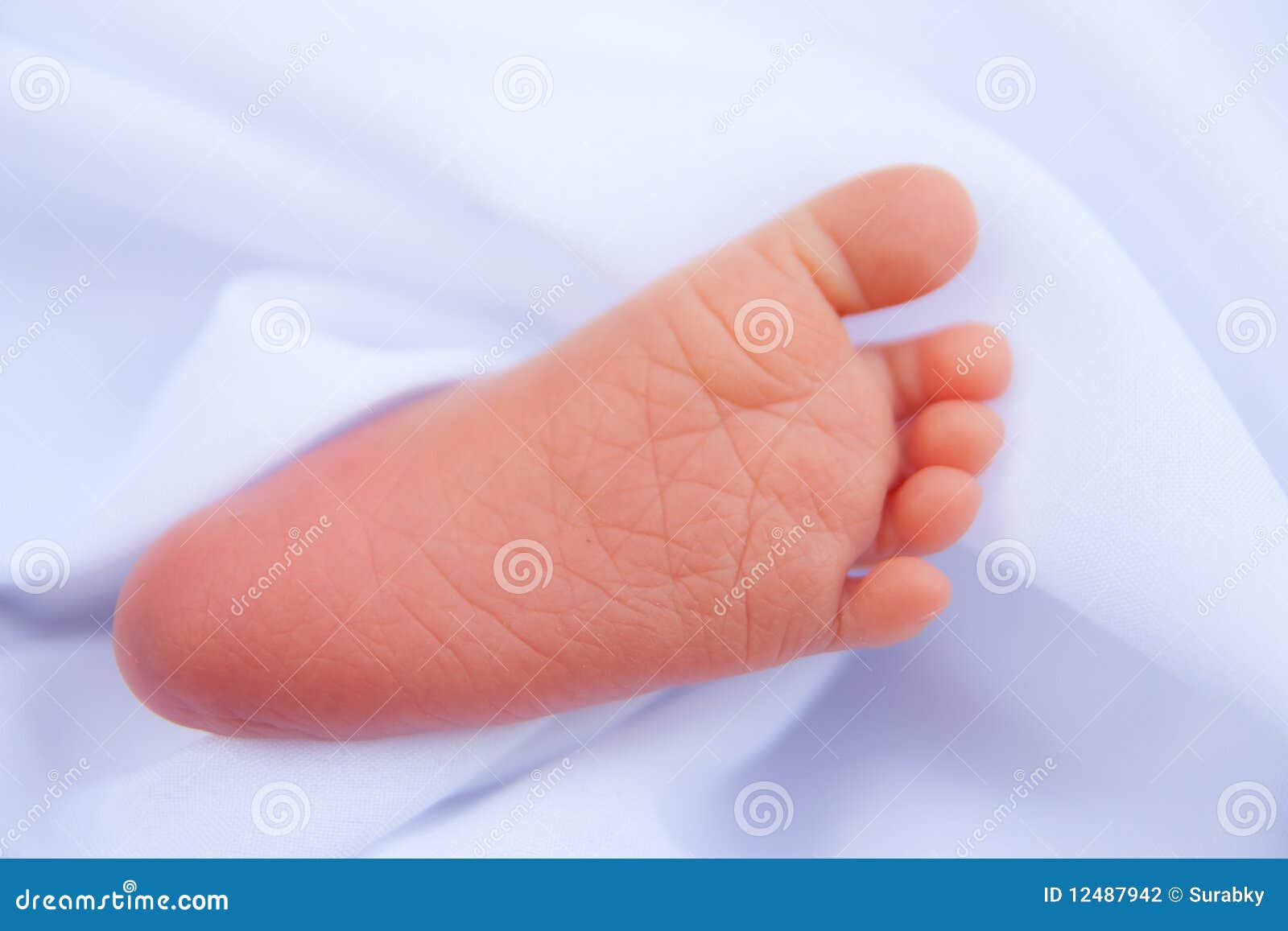 Pie del bebé recién nacido foto de archivo. Imagen de pierna - 12487942