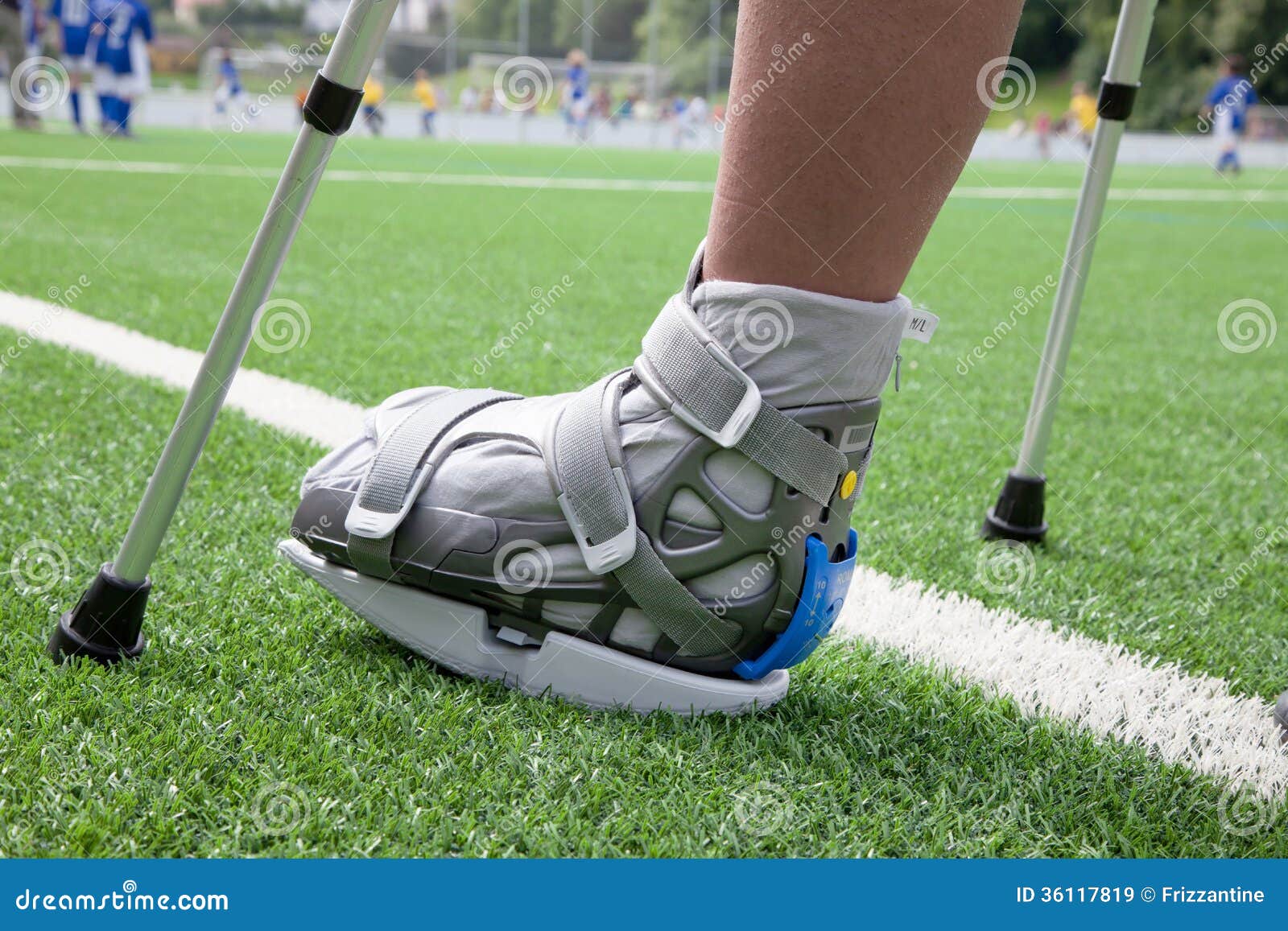 Pie Quebrado, Muletas - Lesión De Los Deportes Imagen de archivo ...