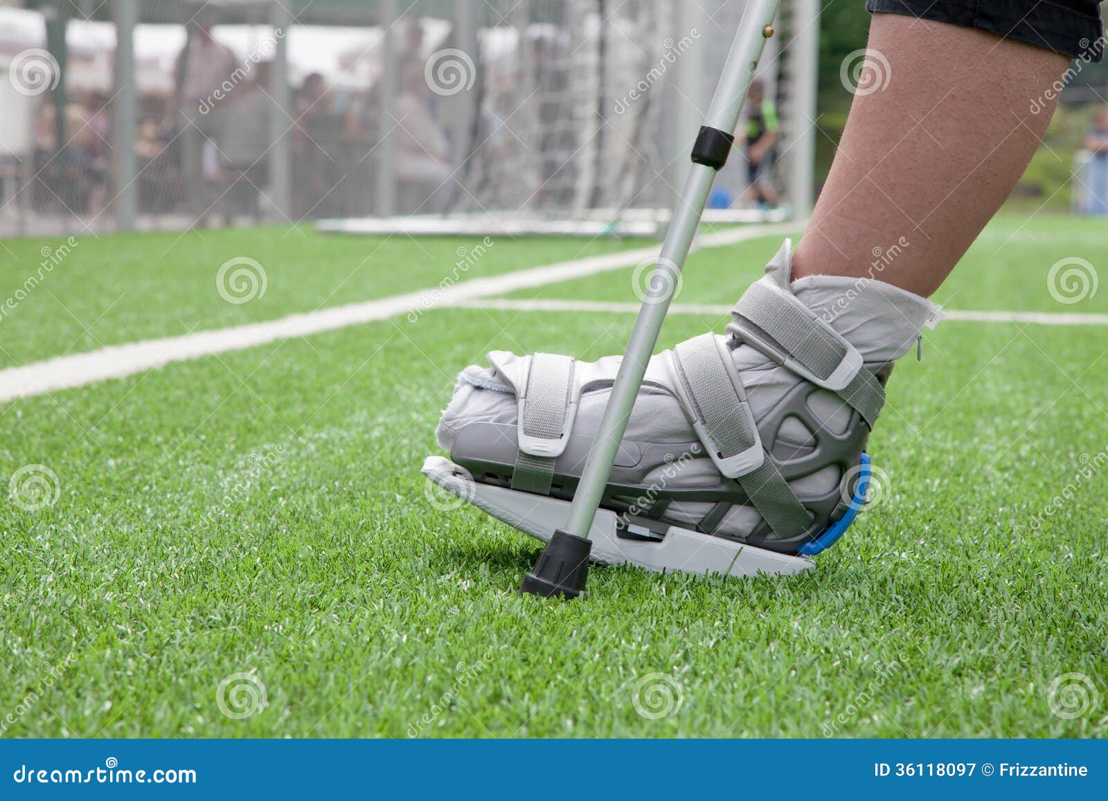 Pie Quebrado, Muletas - Lesión De Los Deportes Imagen de archivo ...