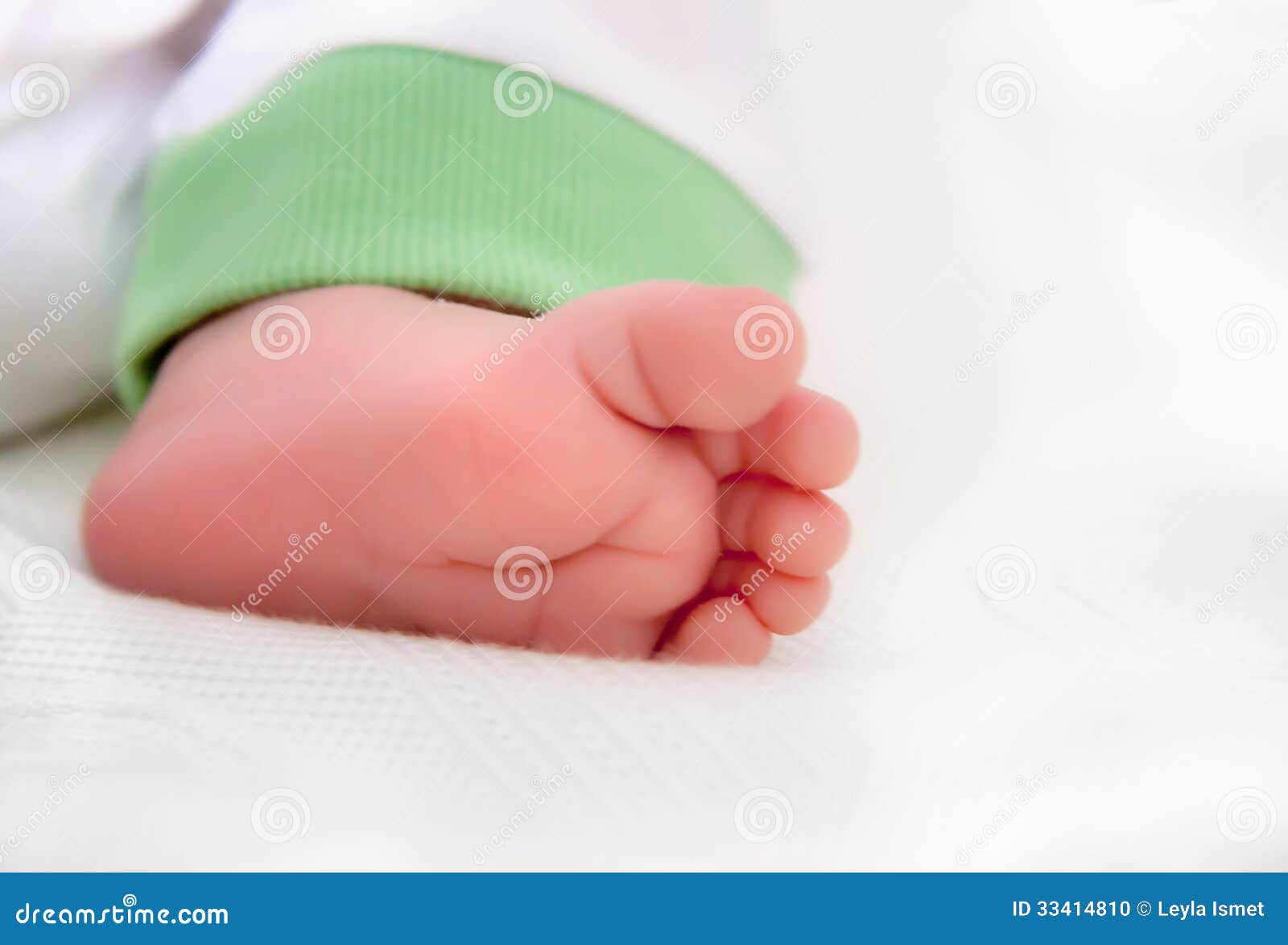 Pie recién nacido del bebé foto de archivo. Imagen de muchacha - 33414810