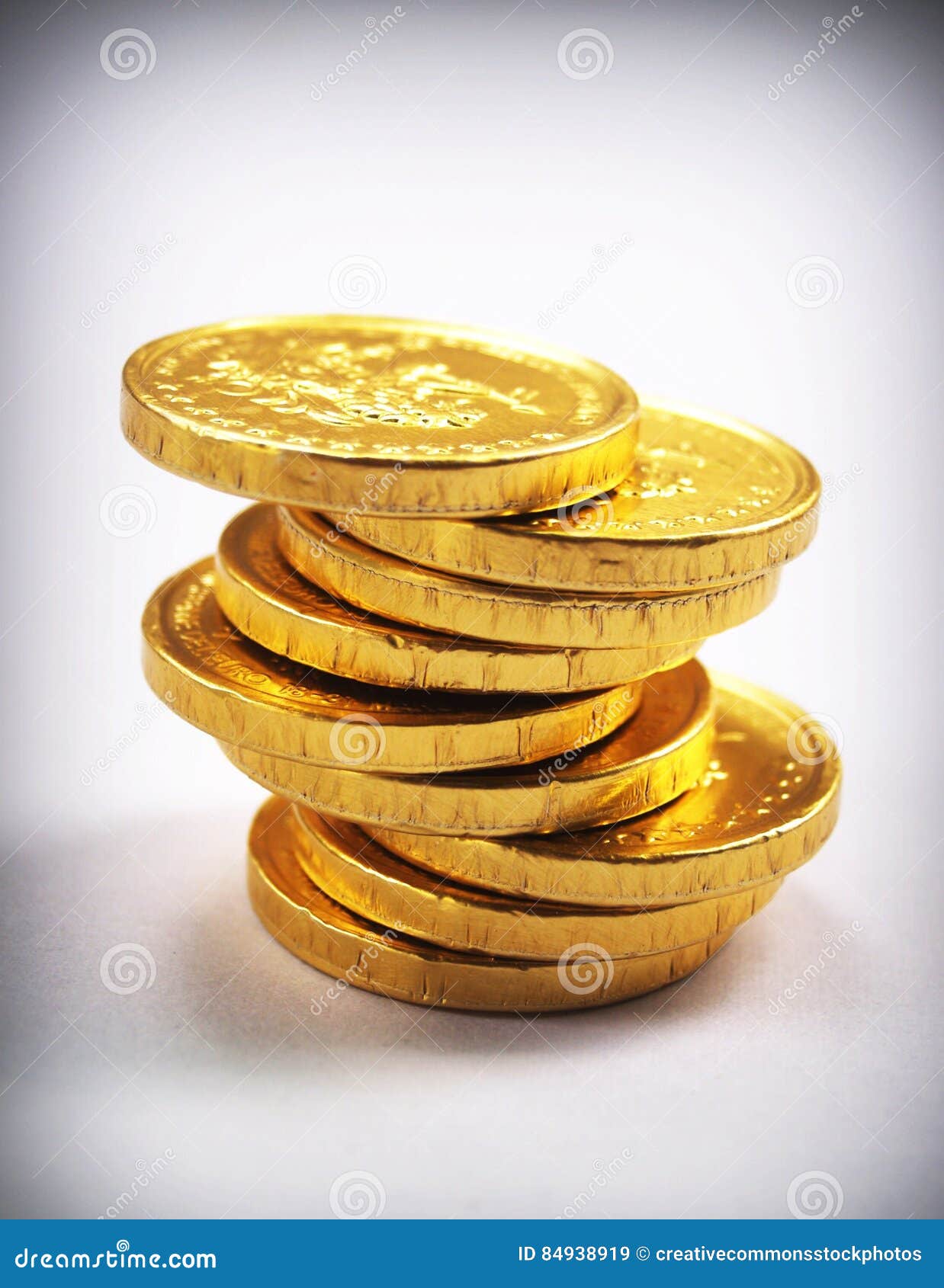 9 Piece Of Gold Round Case Of Chocolates Picture. Image: 84938919