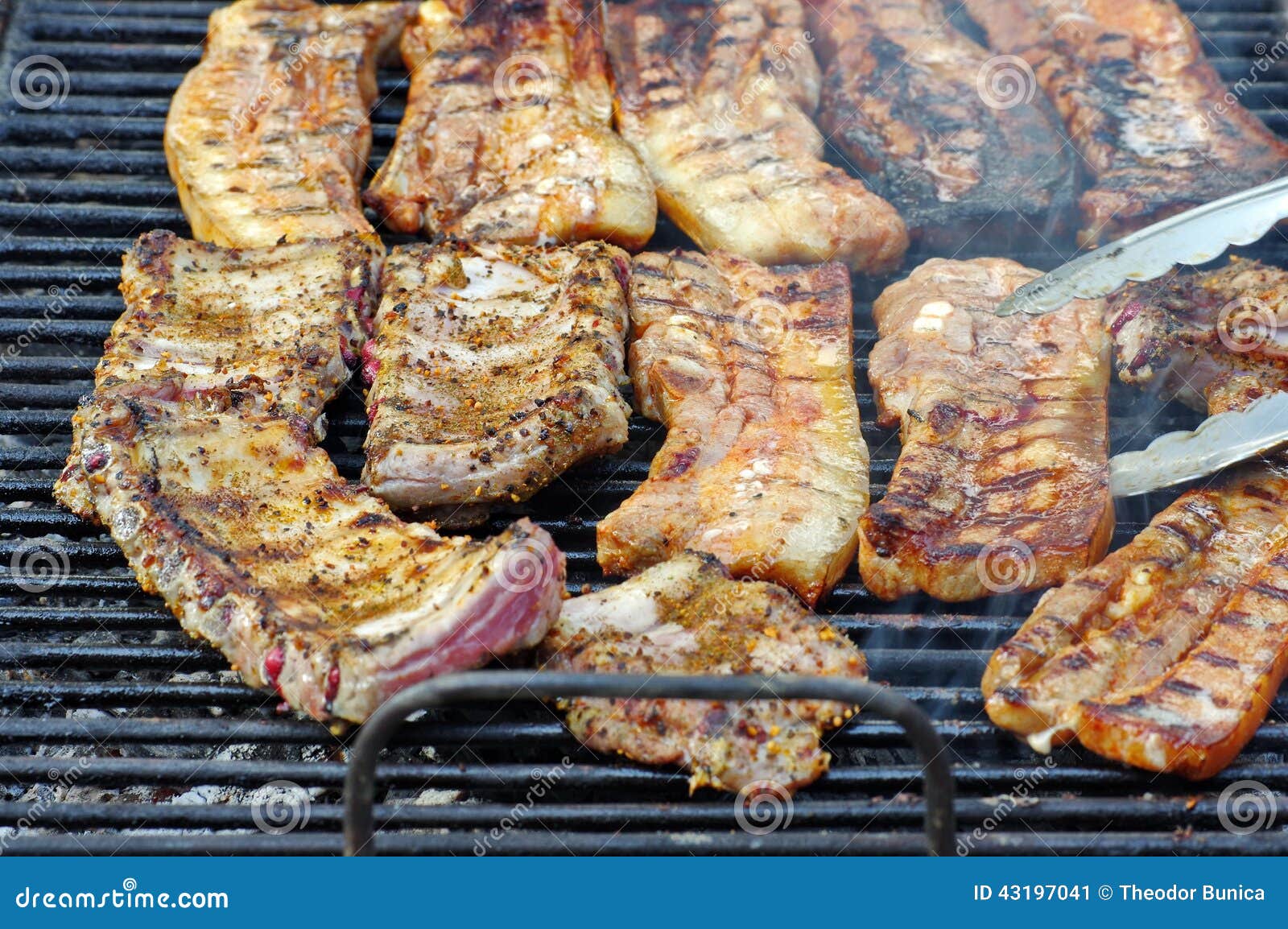 Pieczenie na grillu obraz stock. Obraz złożonej z deliciouses - 43197041