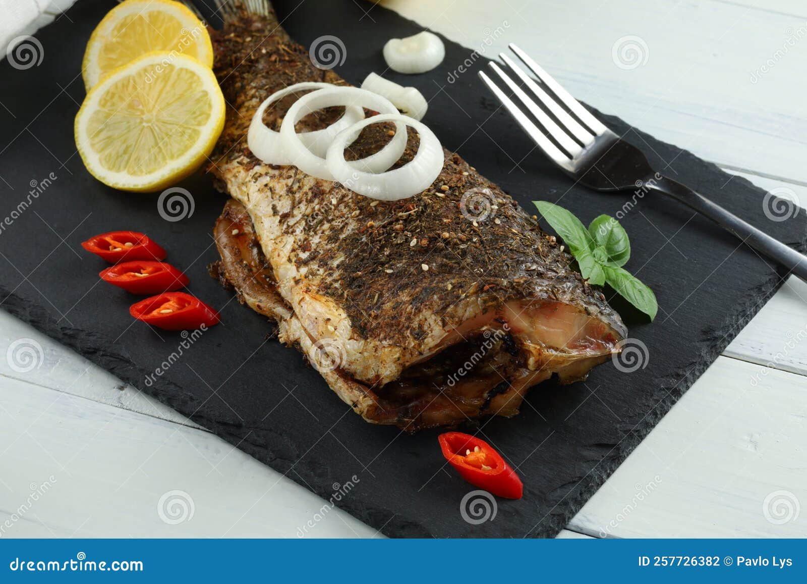 Pieczone Ryby Na Stole. Pieczony Karp. Ryba Na Obiad Zdjęcie Stock ...