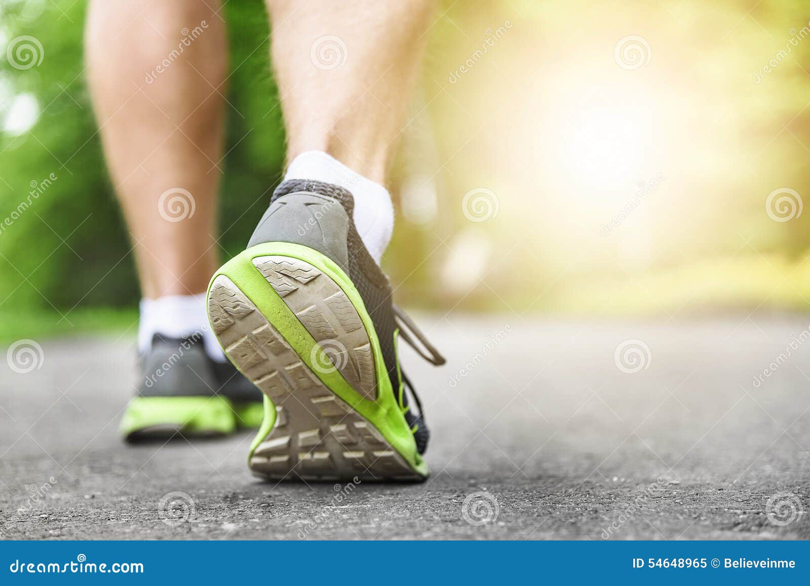 Piedi Del Corridore Dell'atleta Che Corrono Sulla Strada Immagine Stock ...