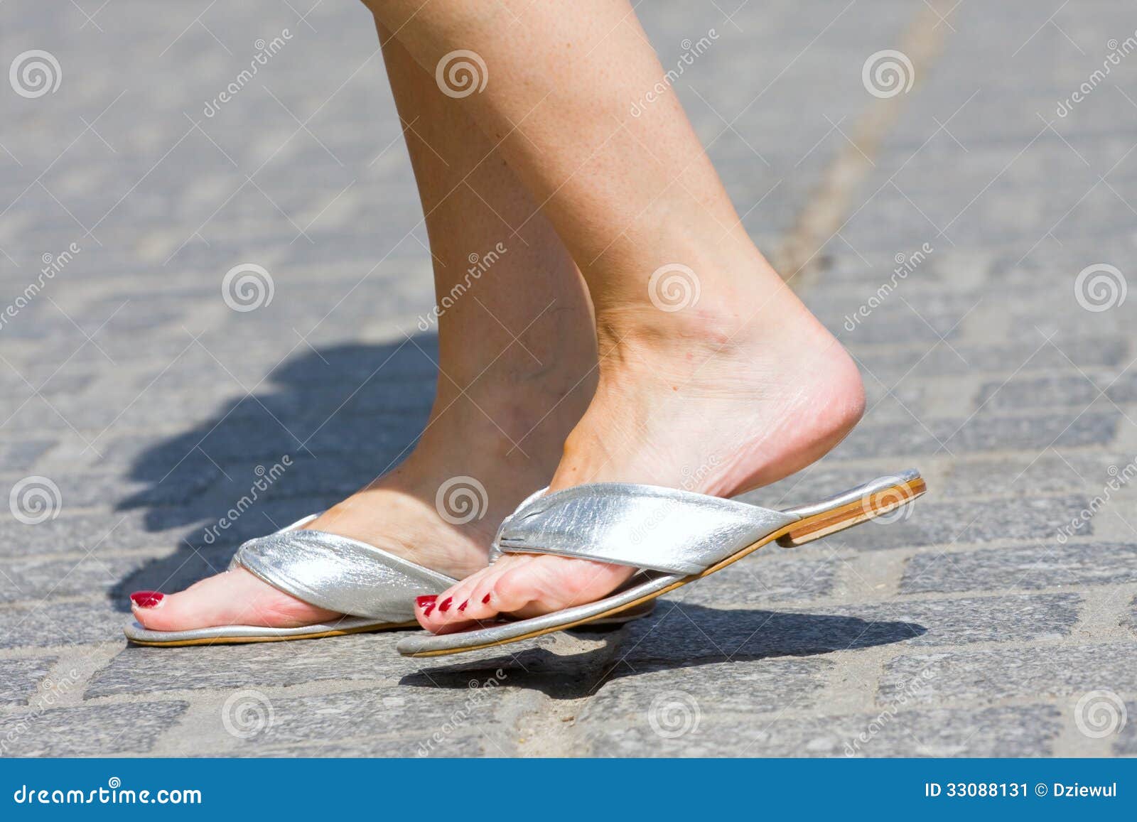 Piedi E Pantofole Femminili Immagine Stock - Immagine di libertà ...