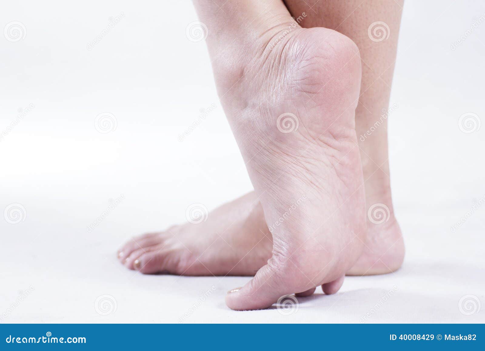 Piedi femminili immagine stock. Immagine di cura, posizione - 40008429