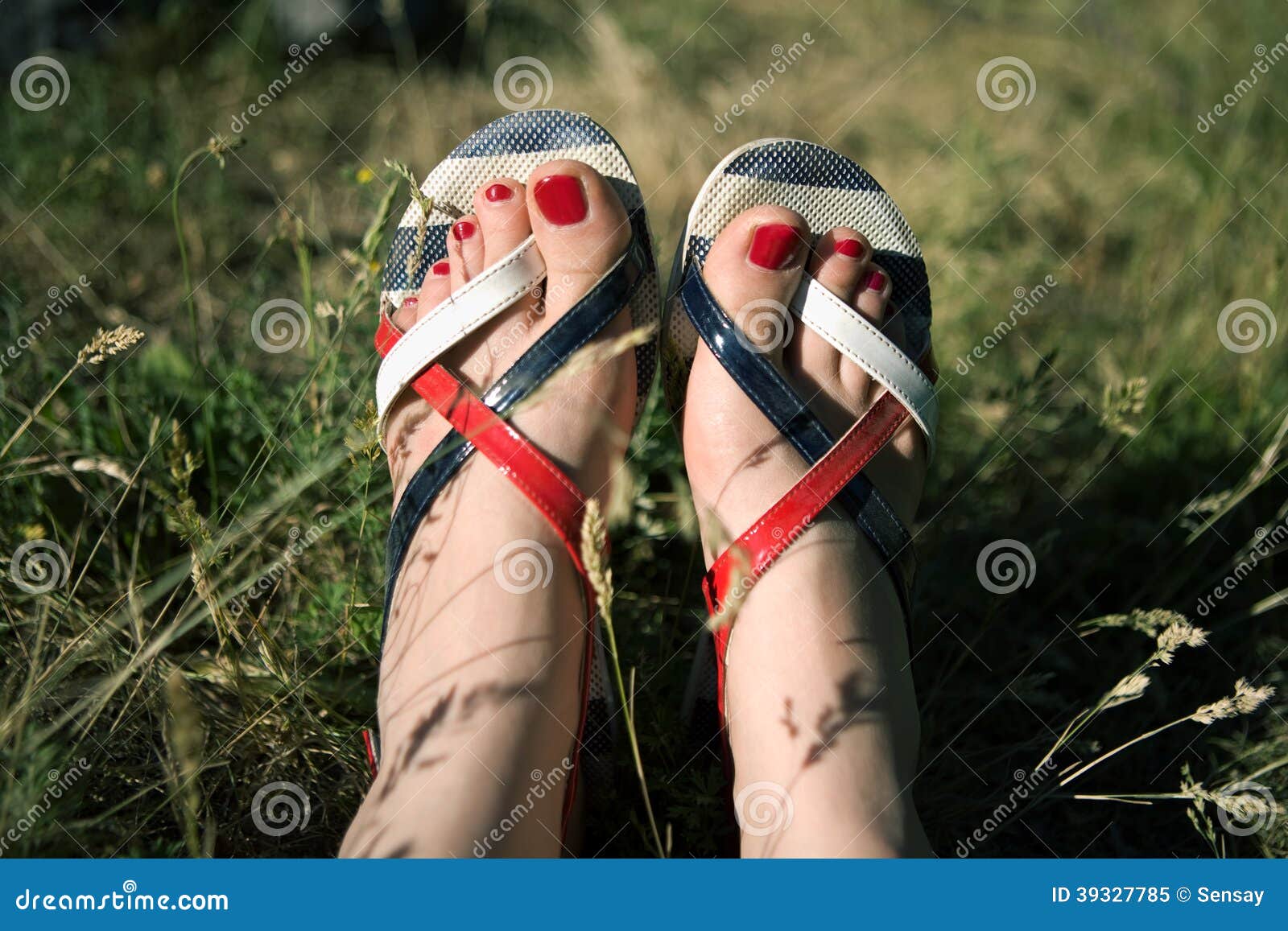 Piedi femminili in sandali immagine stock. Immagine di rosso - 39327785