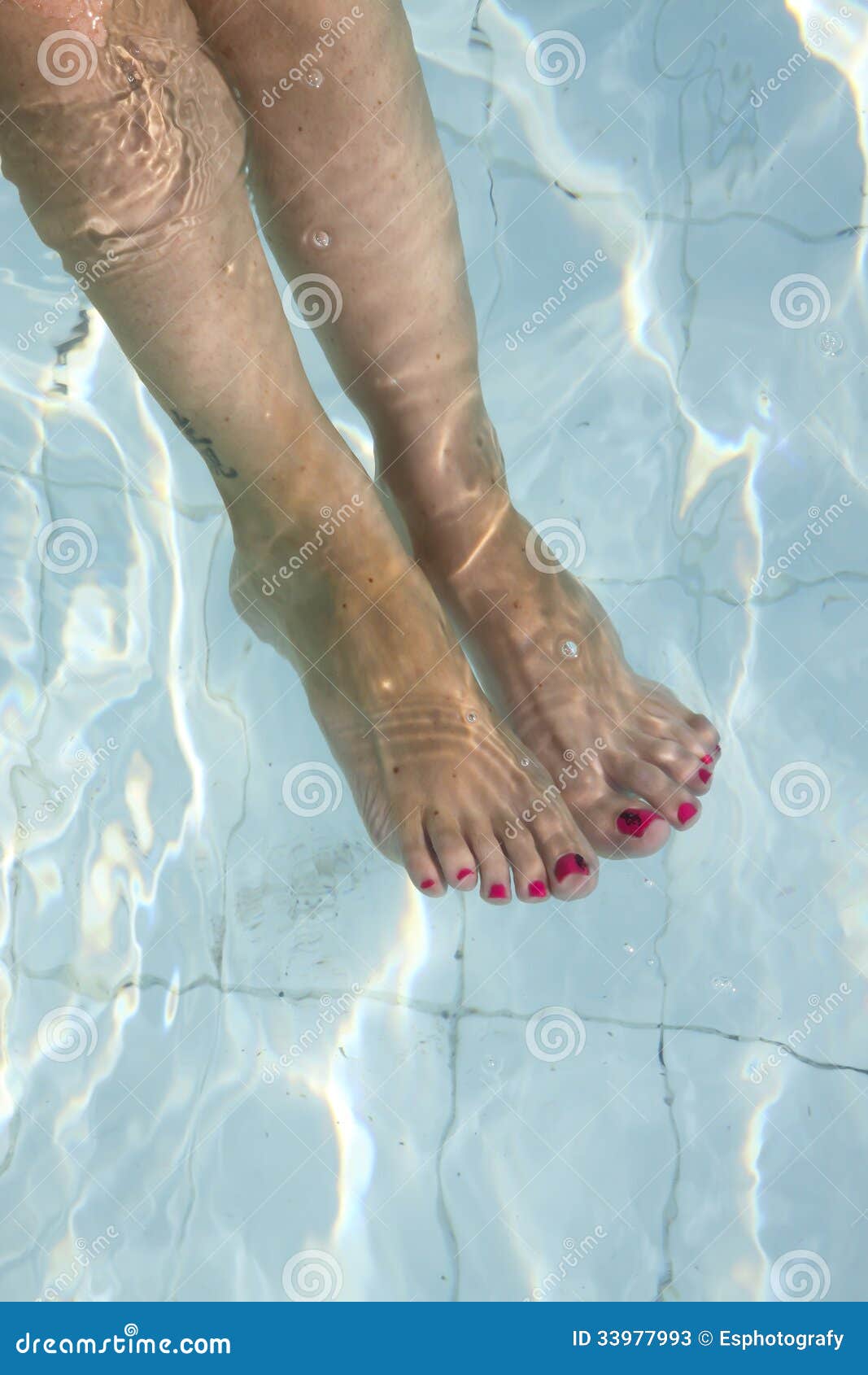 Piedi nell'acqua immagine stock. Immagine di pelle, mare - 33977993 Piedi nell'acqua immagine stock. Immagine di pelle, mare - 33977993