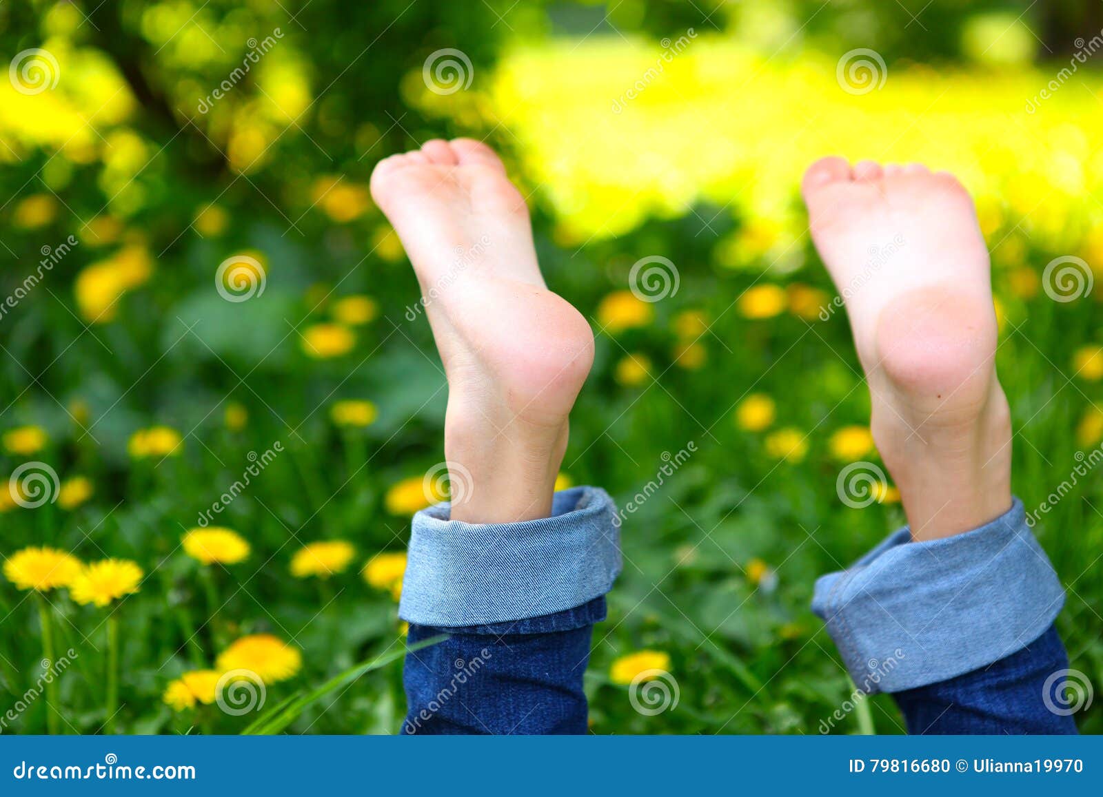 Piedi Nudi Del Ragazzo Sull'erba Verde Di Estate Fotografia Stock ... Piedi Nudi Del Ragazzo Sull'erba Verde Di Estate Fotografia Stock ...
