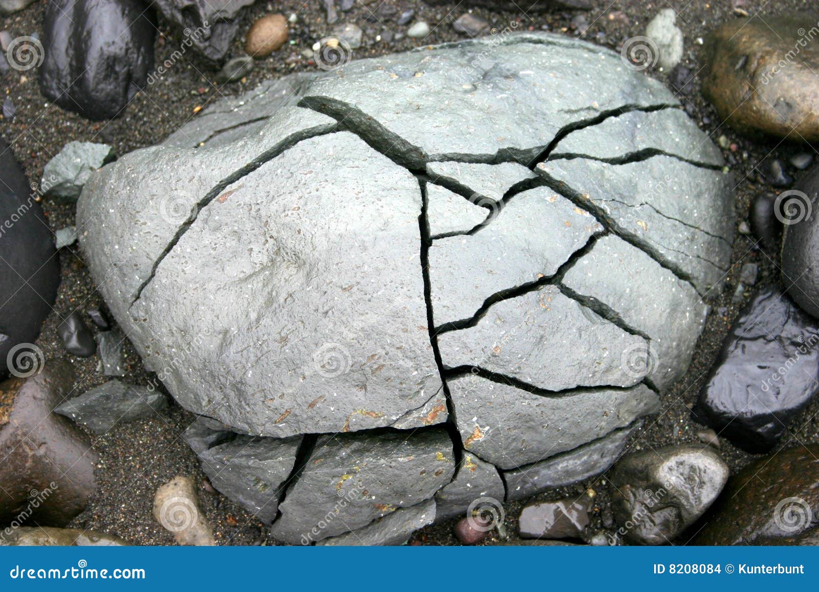 Piedra agrietada foto de archivo. Imagen de cubo, gris - 8208084