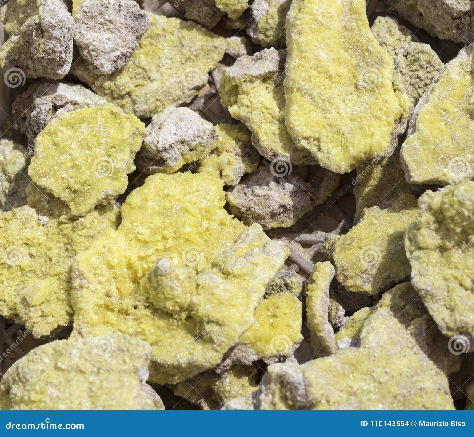 Piedra Amarilla Cruda Del Azufre Foto de archivo - Imagen de indonesia ...