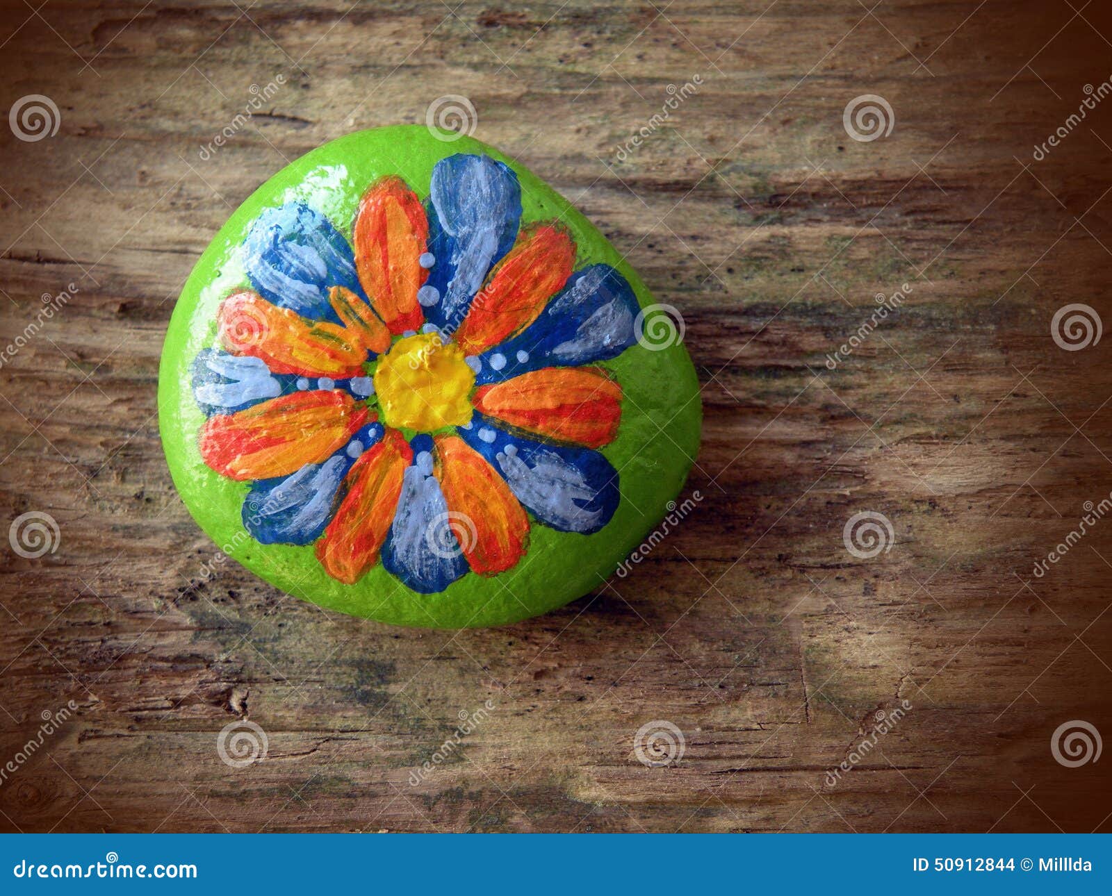 Piedra con la flor pintada foto de archivo. Imagen de liso - 50912844