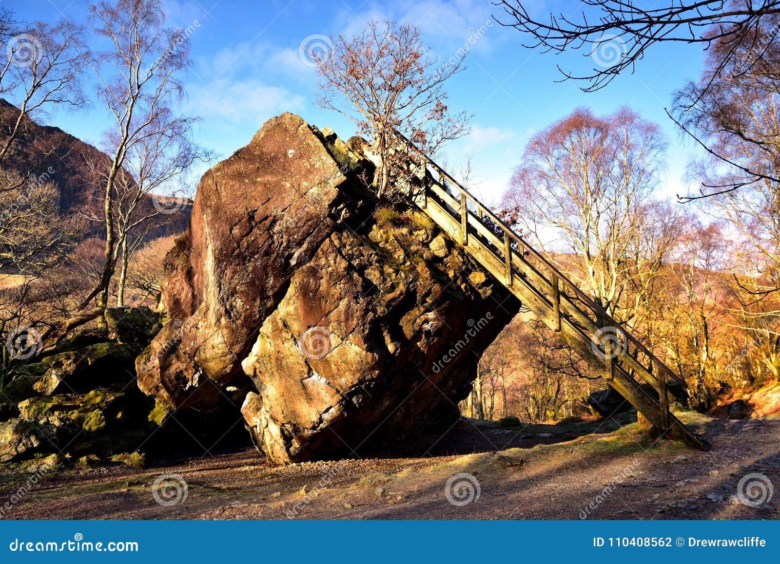 Piedra De Bowder Y Escalera De La Madera Foto de archivo - Imagen de ...