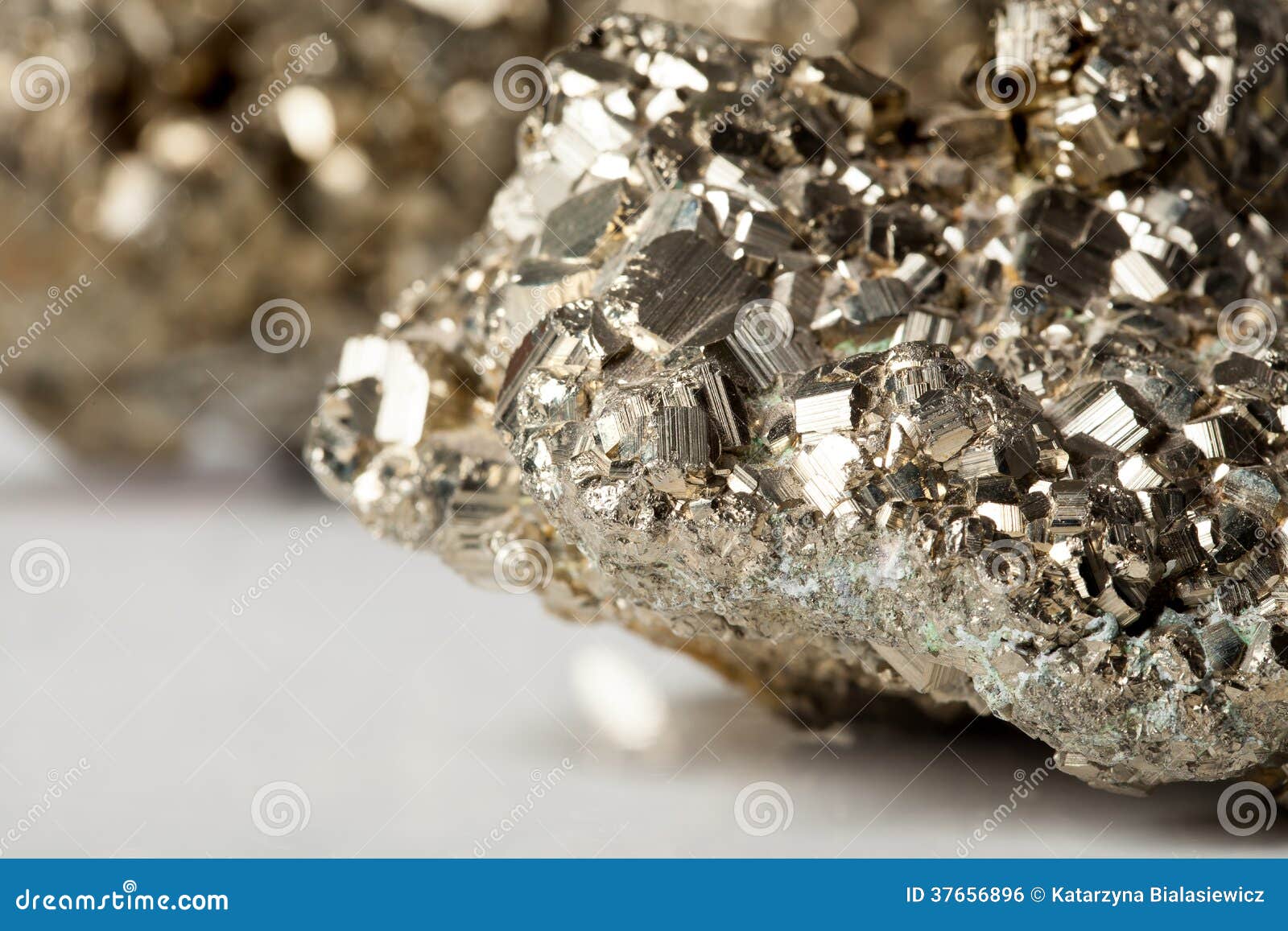 Piedra de oro de la pirita foto de archivo. Imagen de tesoro - 37656896